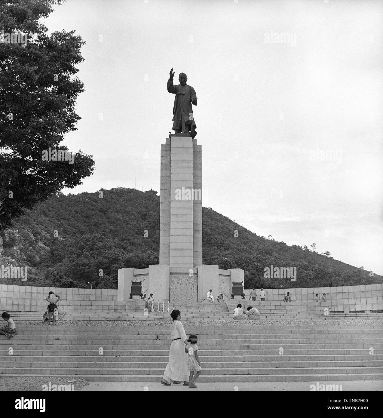 Another symbol of the 12-year Syngman Rhee rule, this time a bronze ...