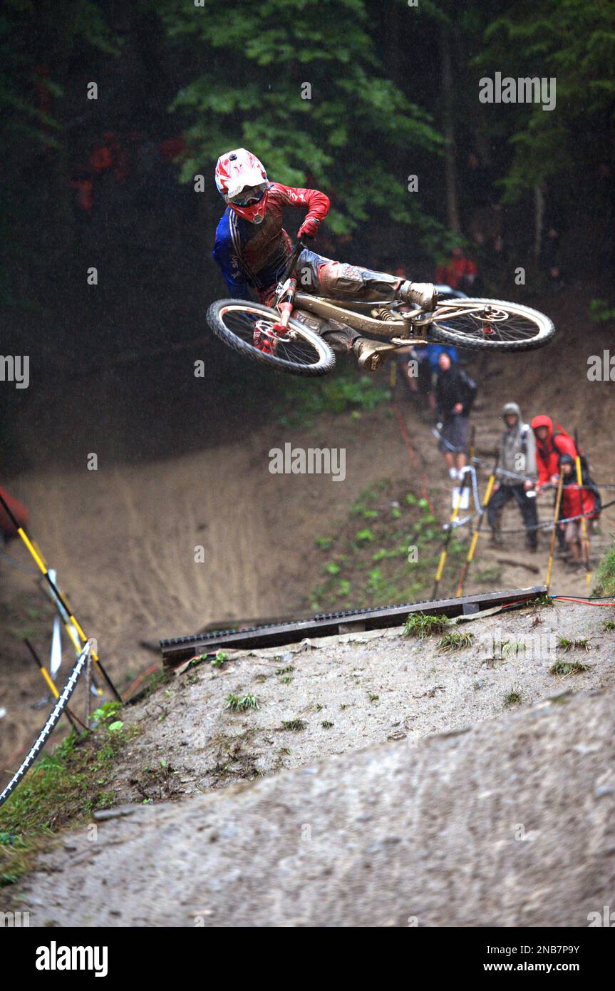 British Danny Hart speeds down the course to win the men's Elite ...