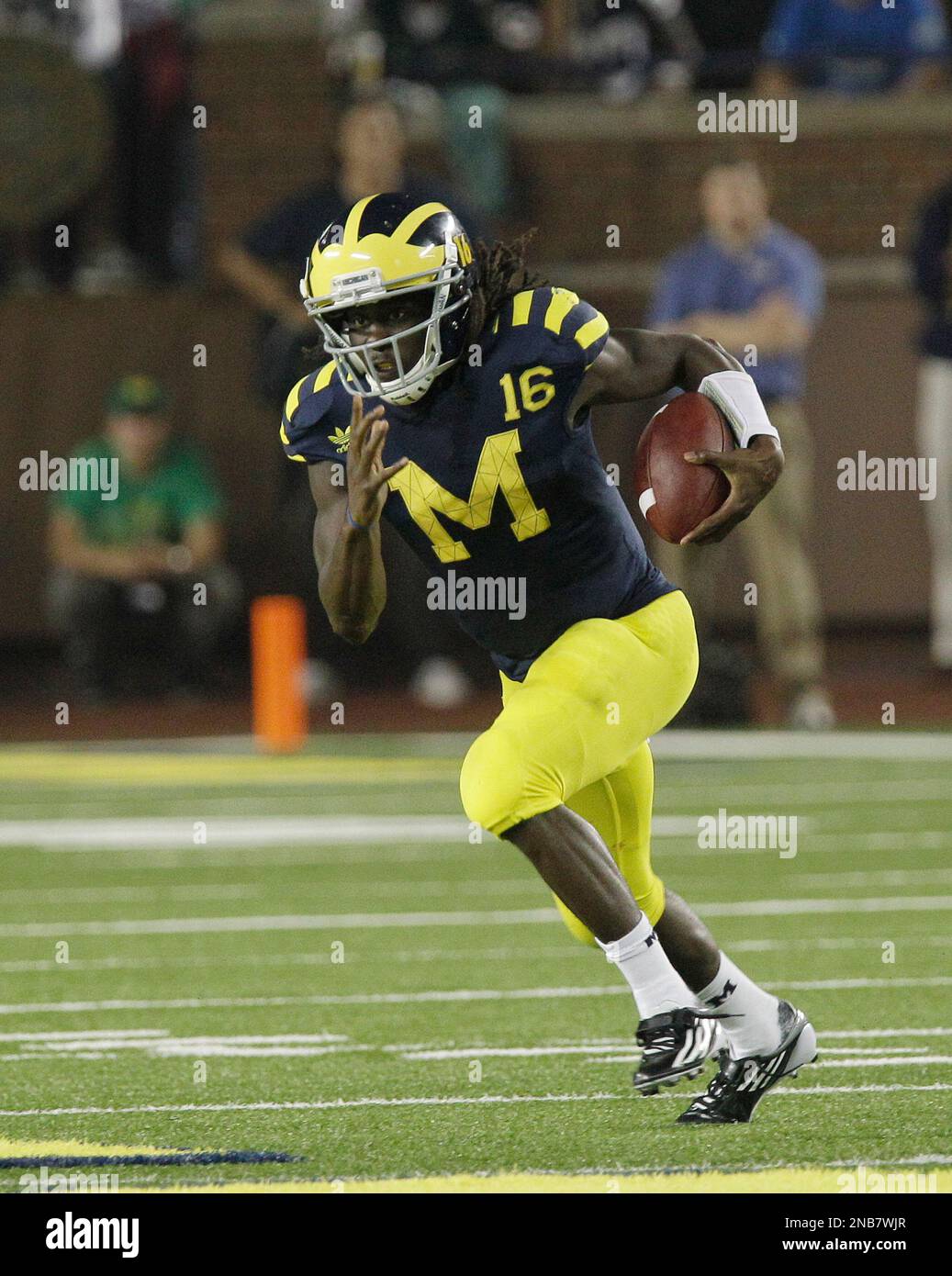 Michigan quarterback Denard Robinson (16) scrambles during an NCAA ...