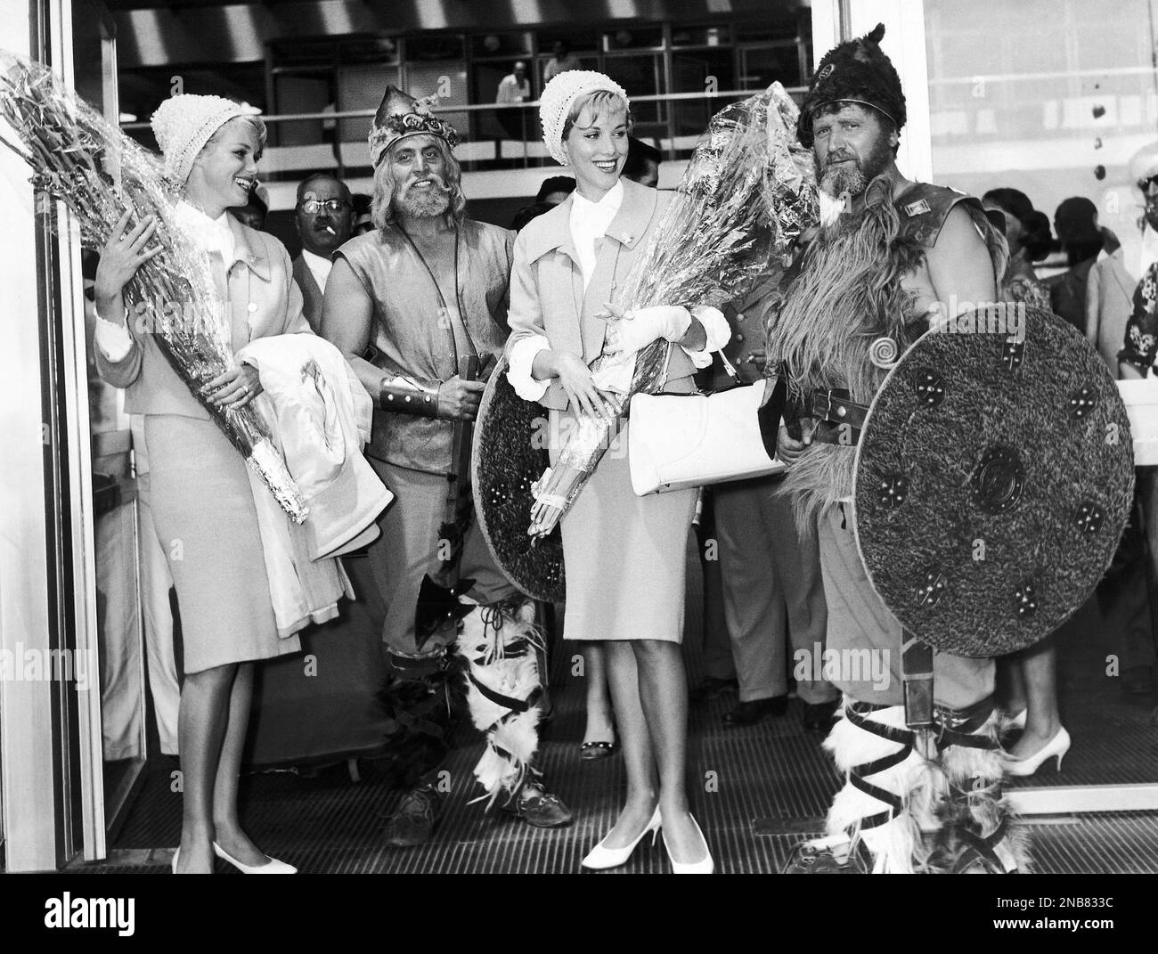 The German twin dancers-actresses Alice, right, and Ellen Kessler ...