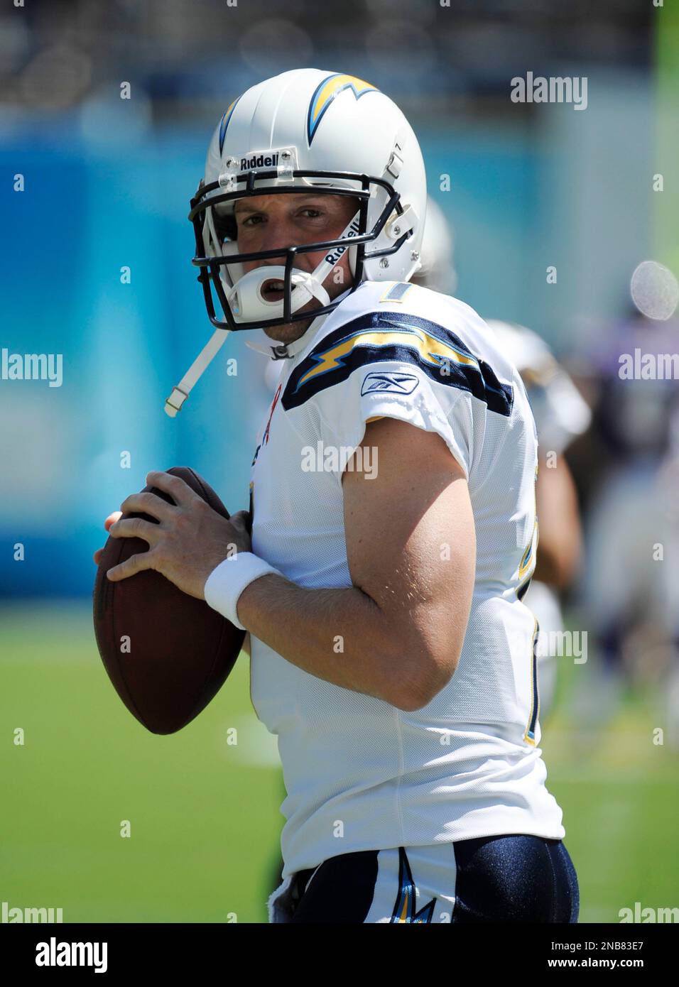 San Diego Chargers quarterback Billy Volek warms up before an NFL ...