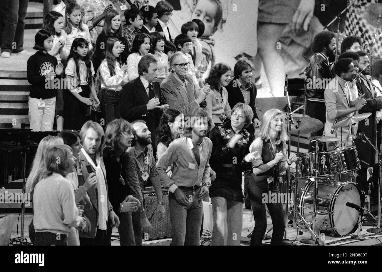 That’s producer David Frost, actor Henry Fonda, Gilda Radner, and Henry ...
