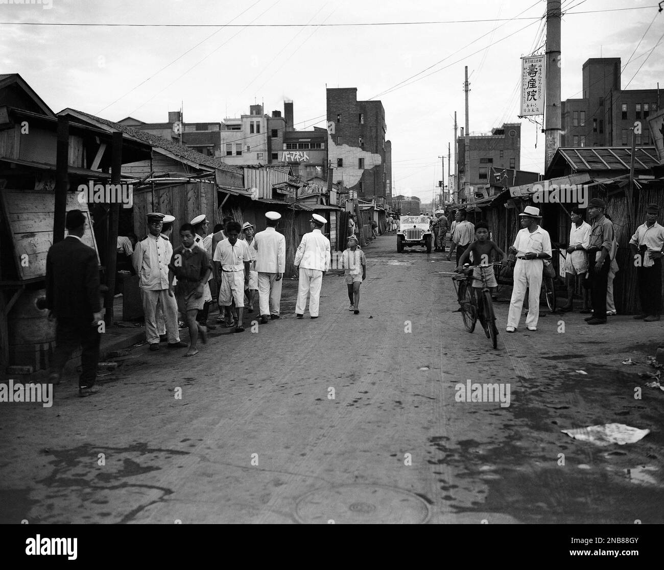 Japanese police and MP’s clear out the Shimbashi market in Tokyo on ...