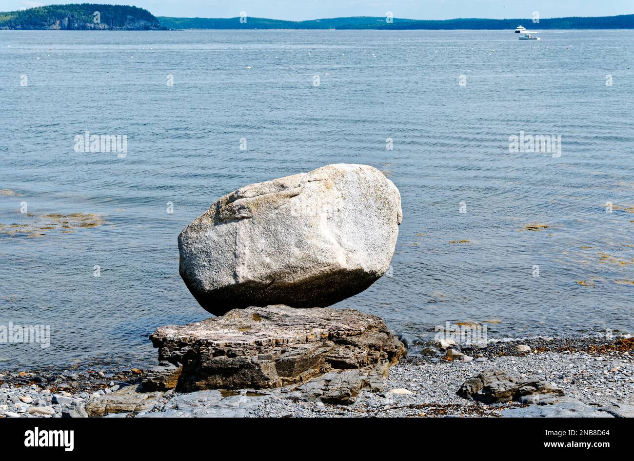 Stones balanced on rocky hi-res stock photography and images - Alamy