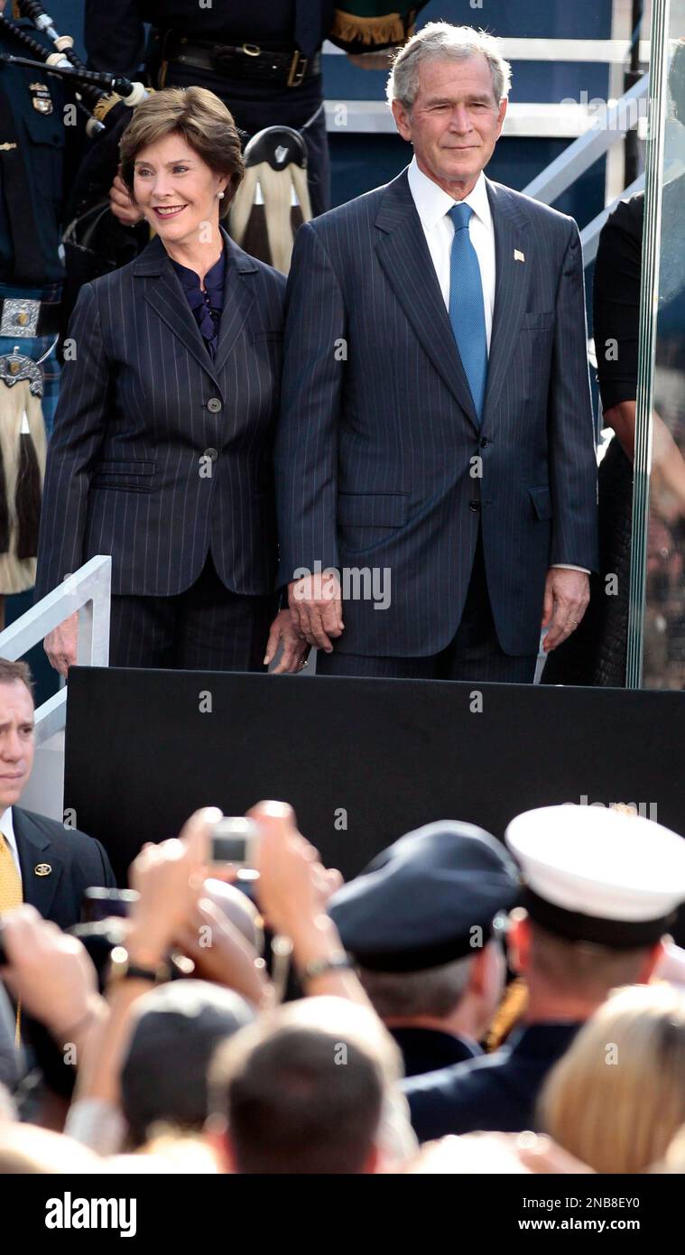 Former President George W. Bush, and former first lady Laura Bush ...