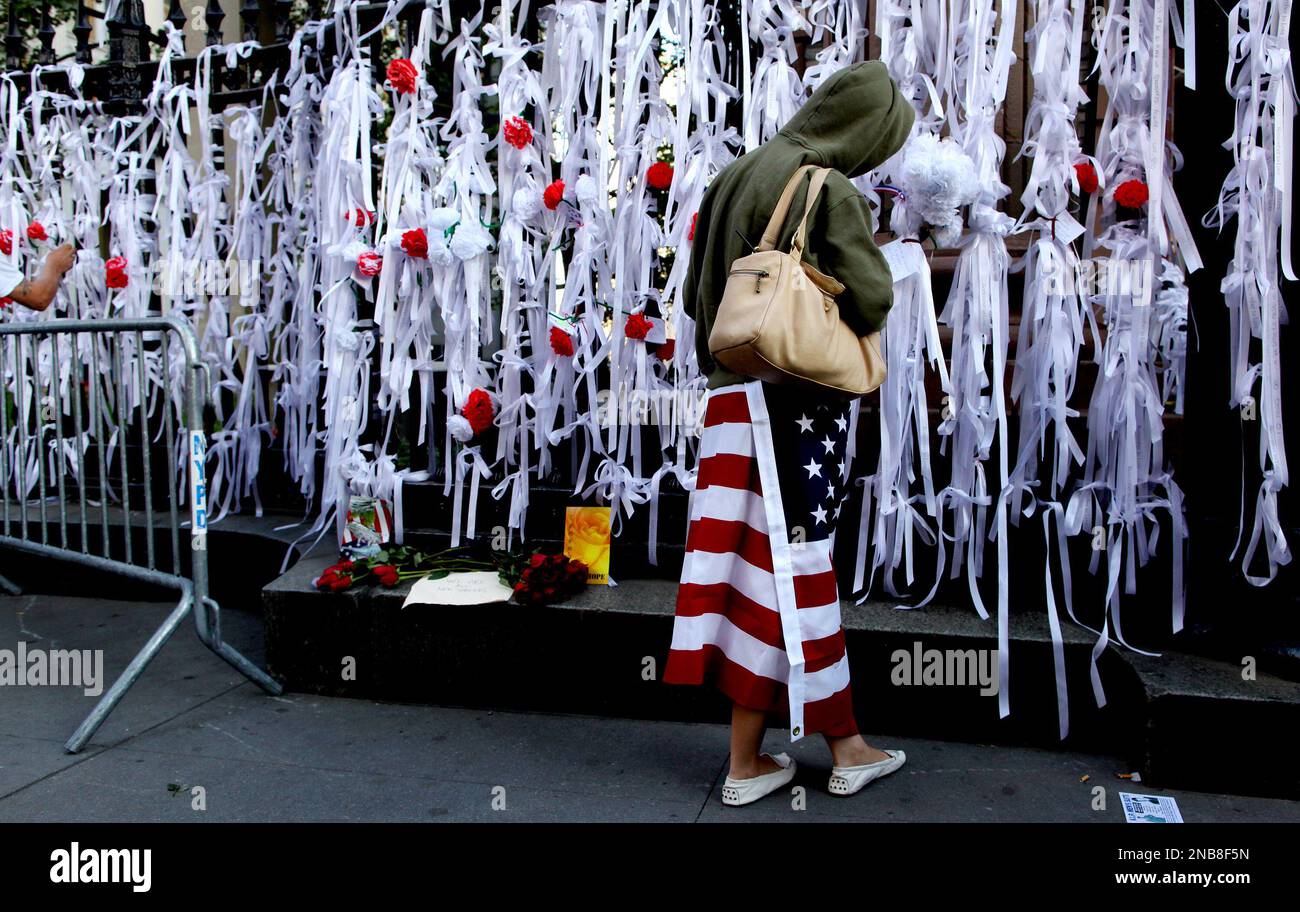 Helen Jordan of London reads ribbons of remembrance at St. Paul's ...