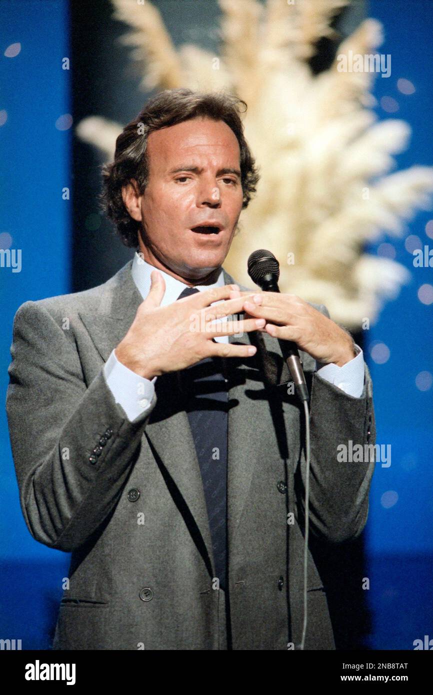 Spanish singer Julio Iglesias performs in 1985. (AP Photo Stock Photo ...
