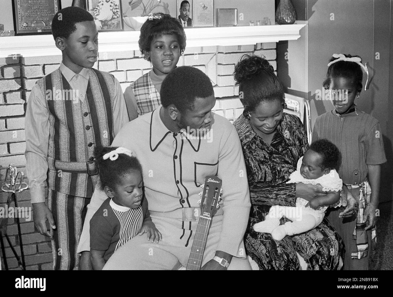 Heavyweight champion Joe Frazier and his family pose for a family ...