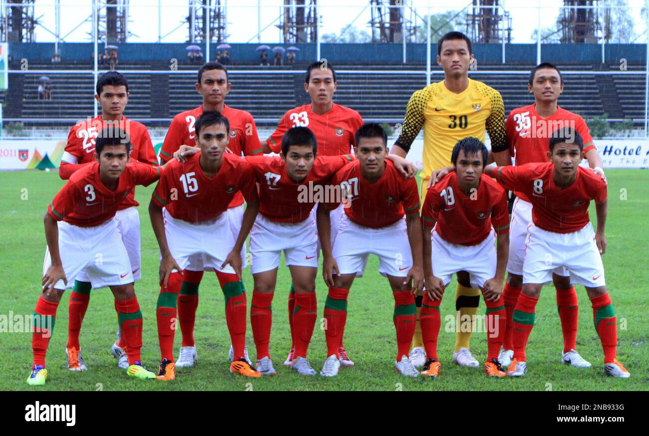 Players of Indonesia pose of a photo before their ASEAN Football ...