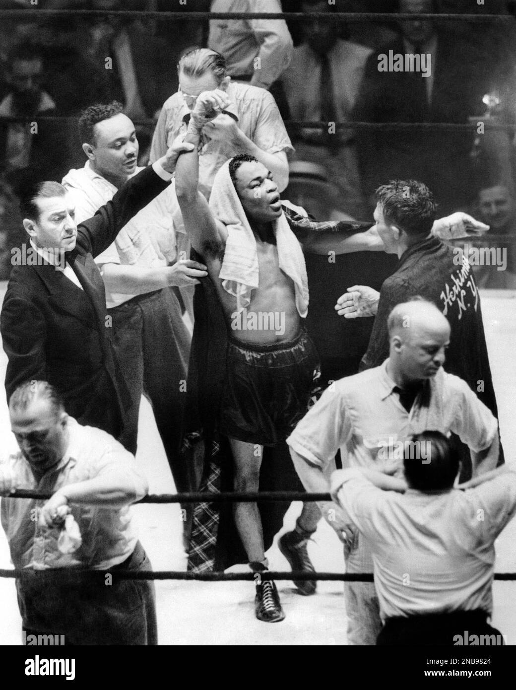 Henry Armstrong, already holder of the Welterweight and Featherweight ...