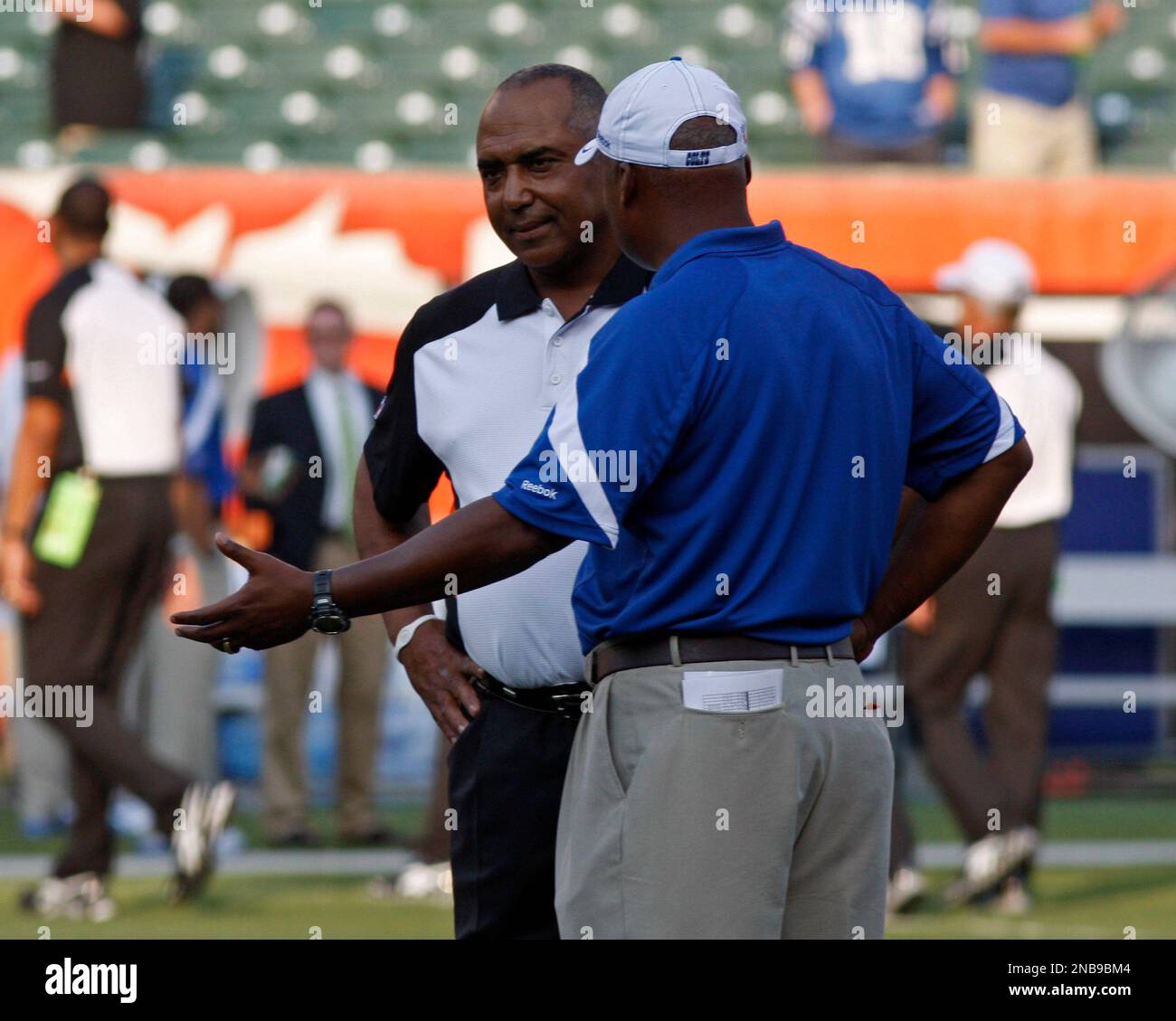 Indianapolis Colts head coach Jim Caldwell, right, and Cincinnati ...