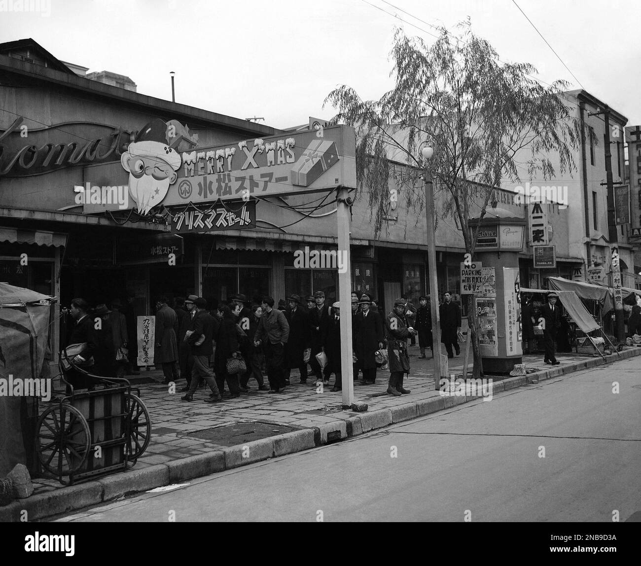 View along the Ginza, Tokyo's main shopping center, on Dec. 15, 1947 ...