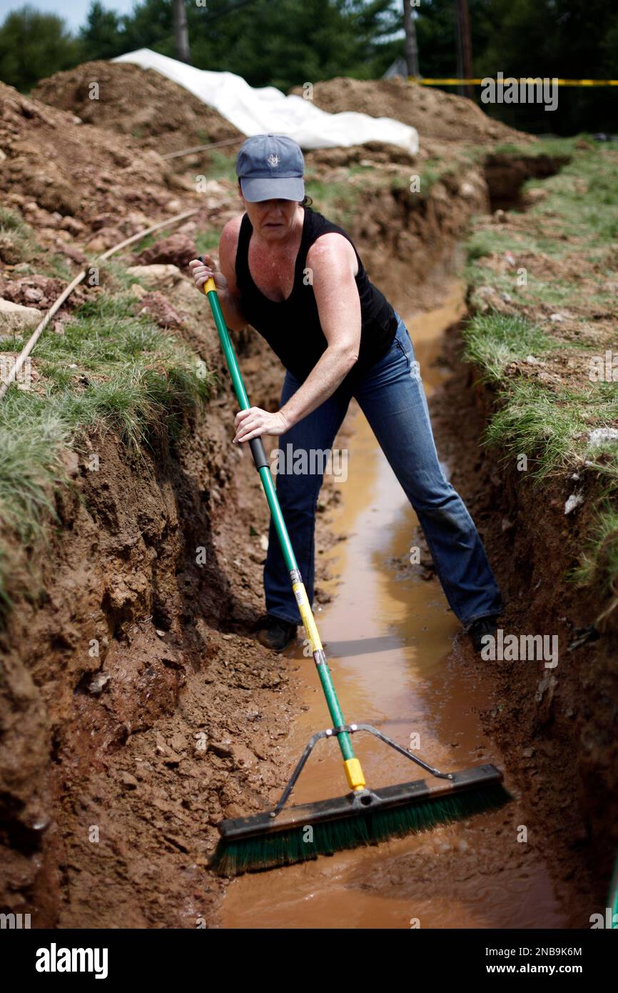In this Aug. 29, 2011 photo, Ellen Saracini, whose husband Victor was ...