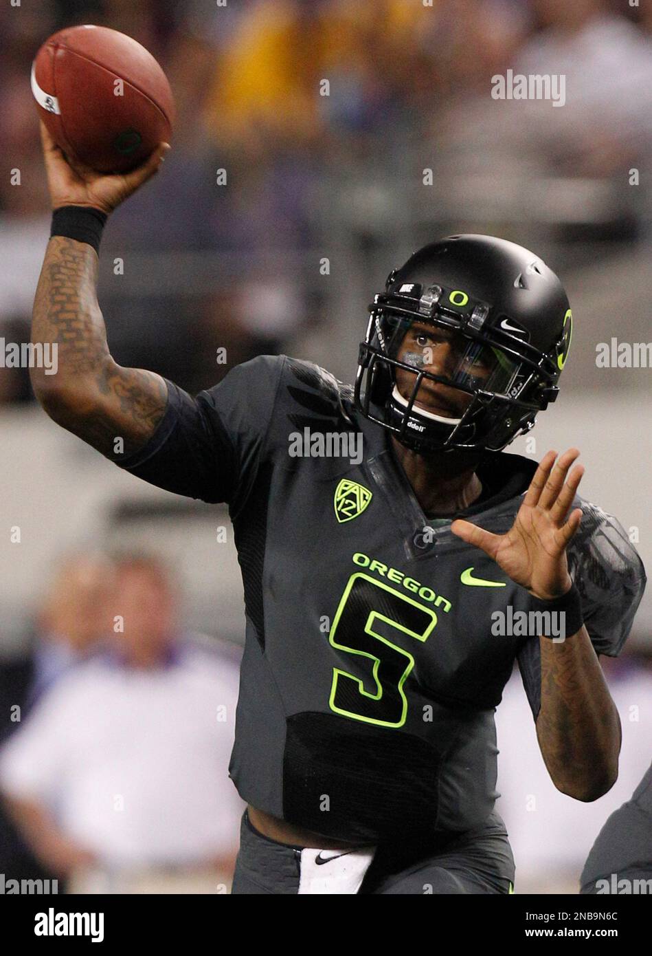 Oregon quarterback Darron Thomas (5) passes during the first half of ...