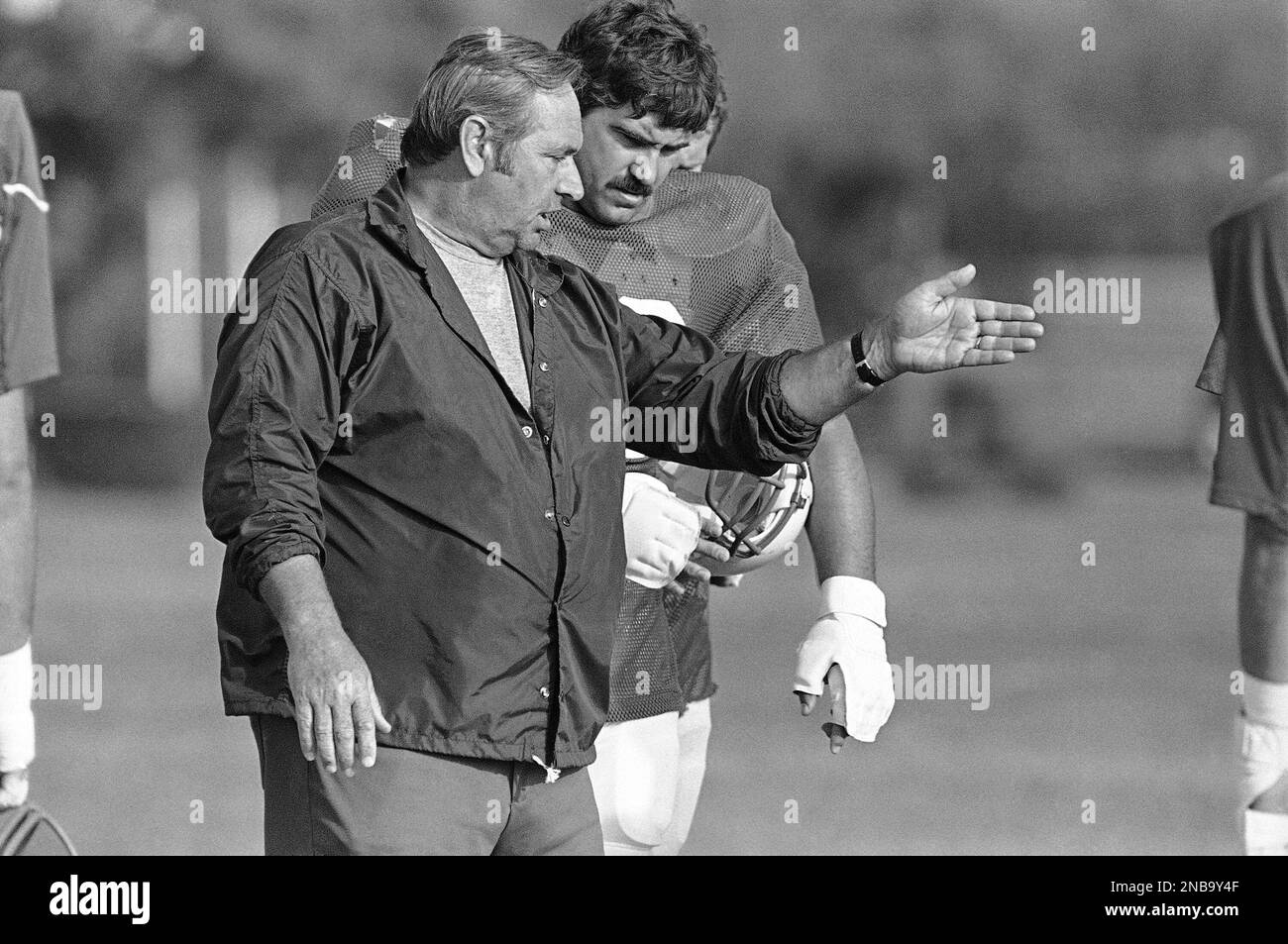Offensive line coach of the Houston Oilers Bill Walsh explains a play ...