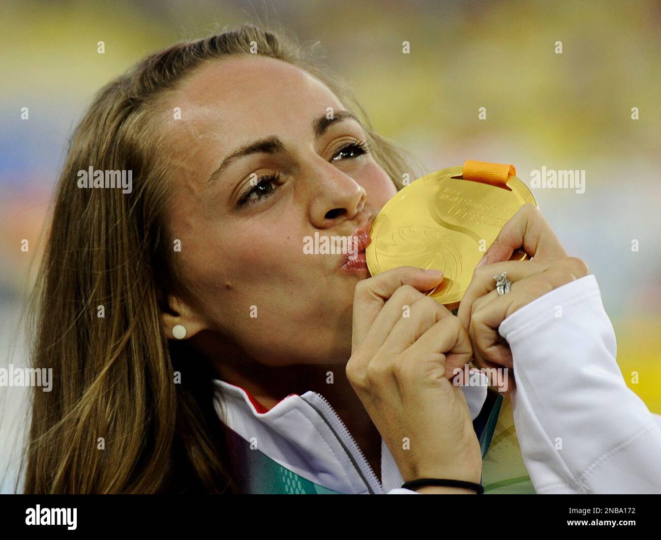 USA's Jennifer Barringer Simpson poses with her gold medal for the ...