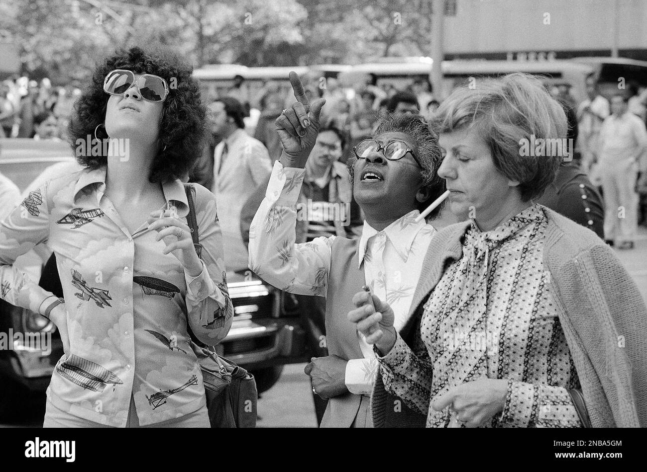 People watch George Willig aerial daredevil ascending the base of the ...