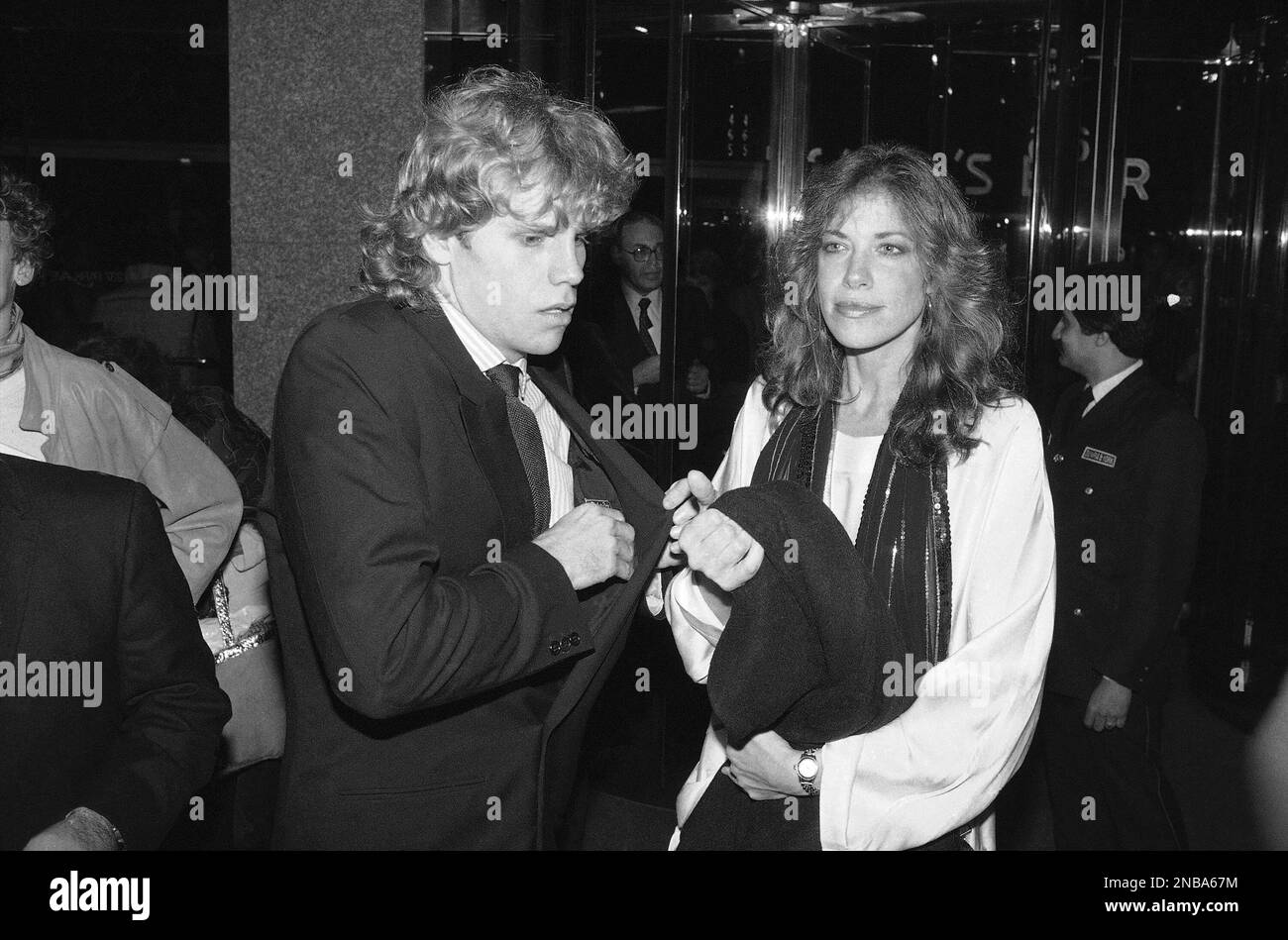 Carly Simon arrives for the party for the film "Sophie's Choice" with ...