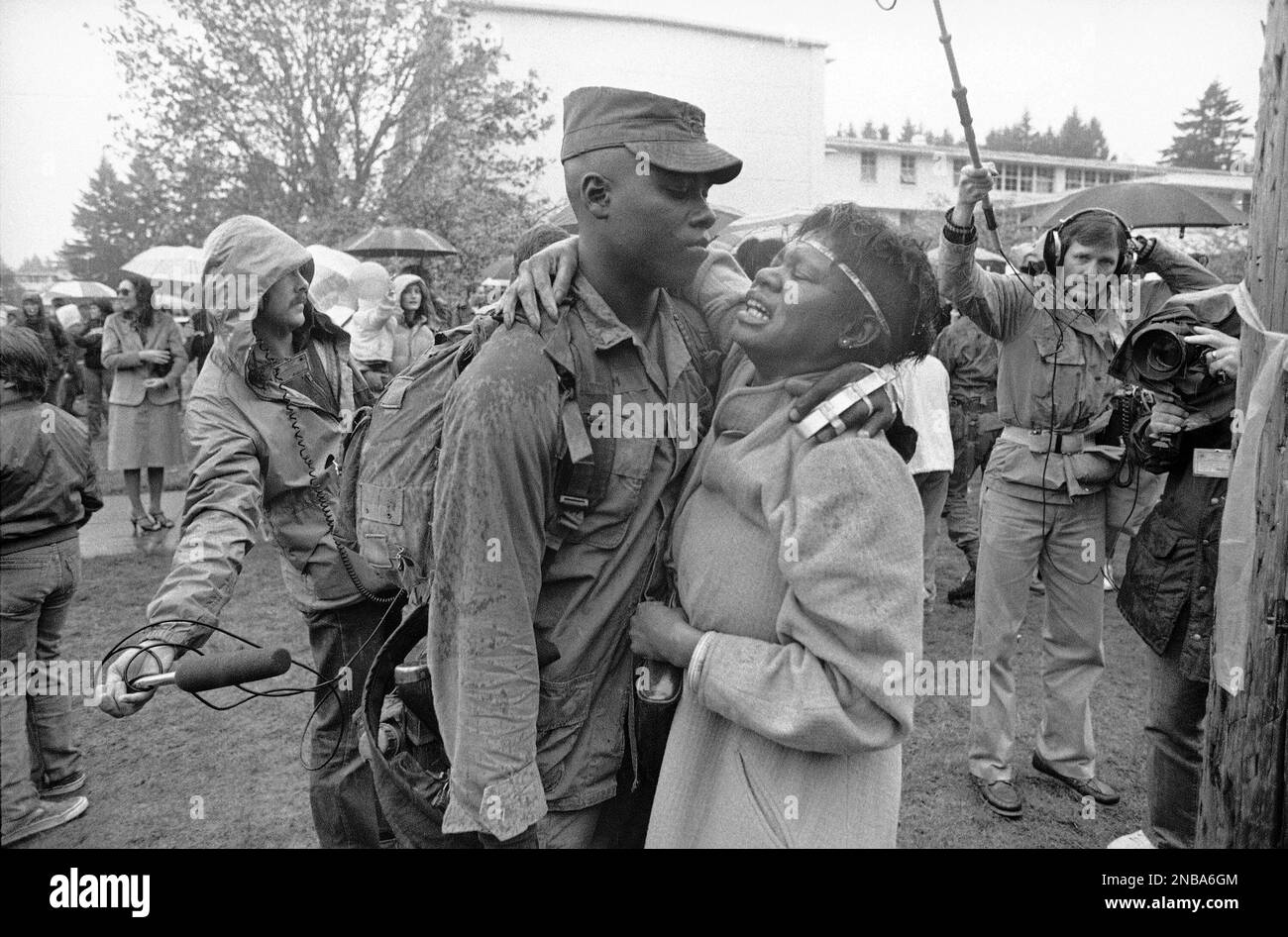 An unidentified U.S. Army Ranger and his wife emotionally reunite at ...