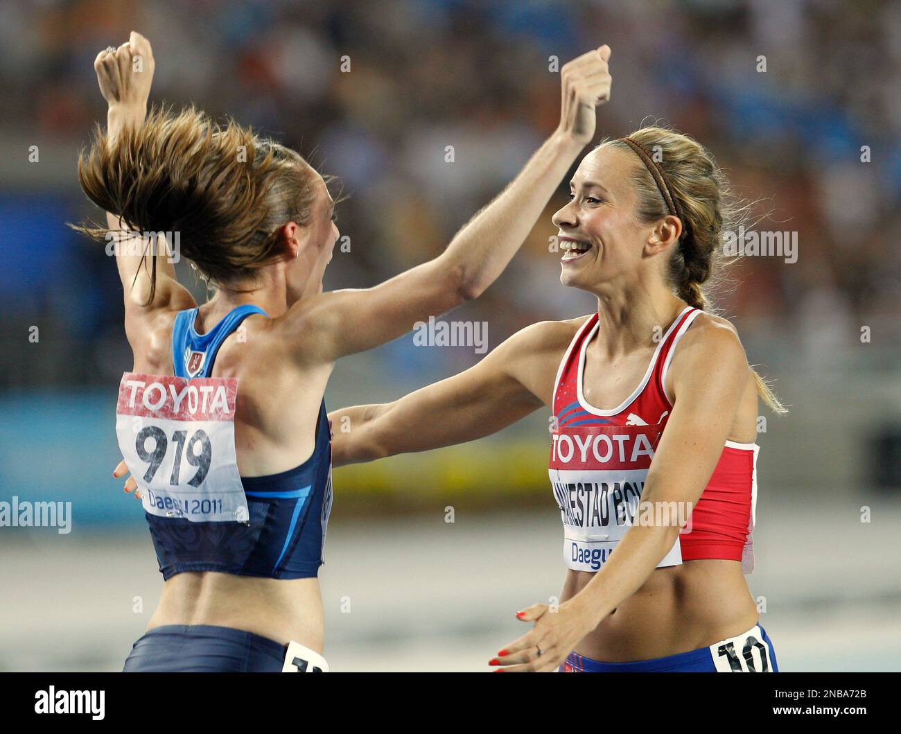 USA's Jennifer Barringer Simpson, left, celebrates winning gold with ...