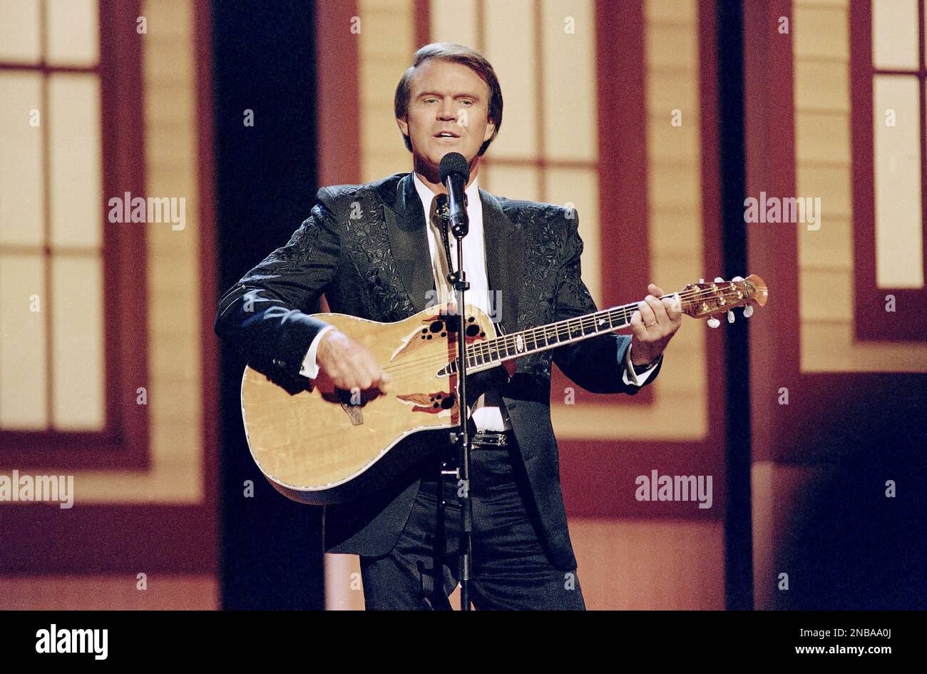 Singer Glen Campbell in Nashville, Tennessee on May 7, 1992. (AP Photo ...