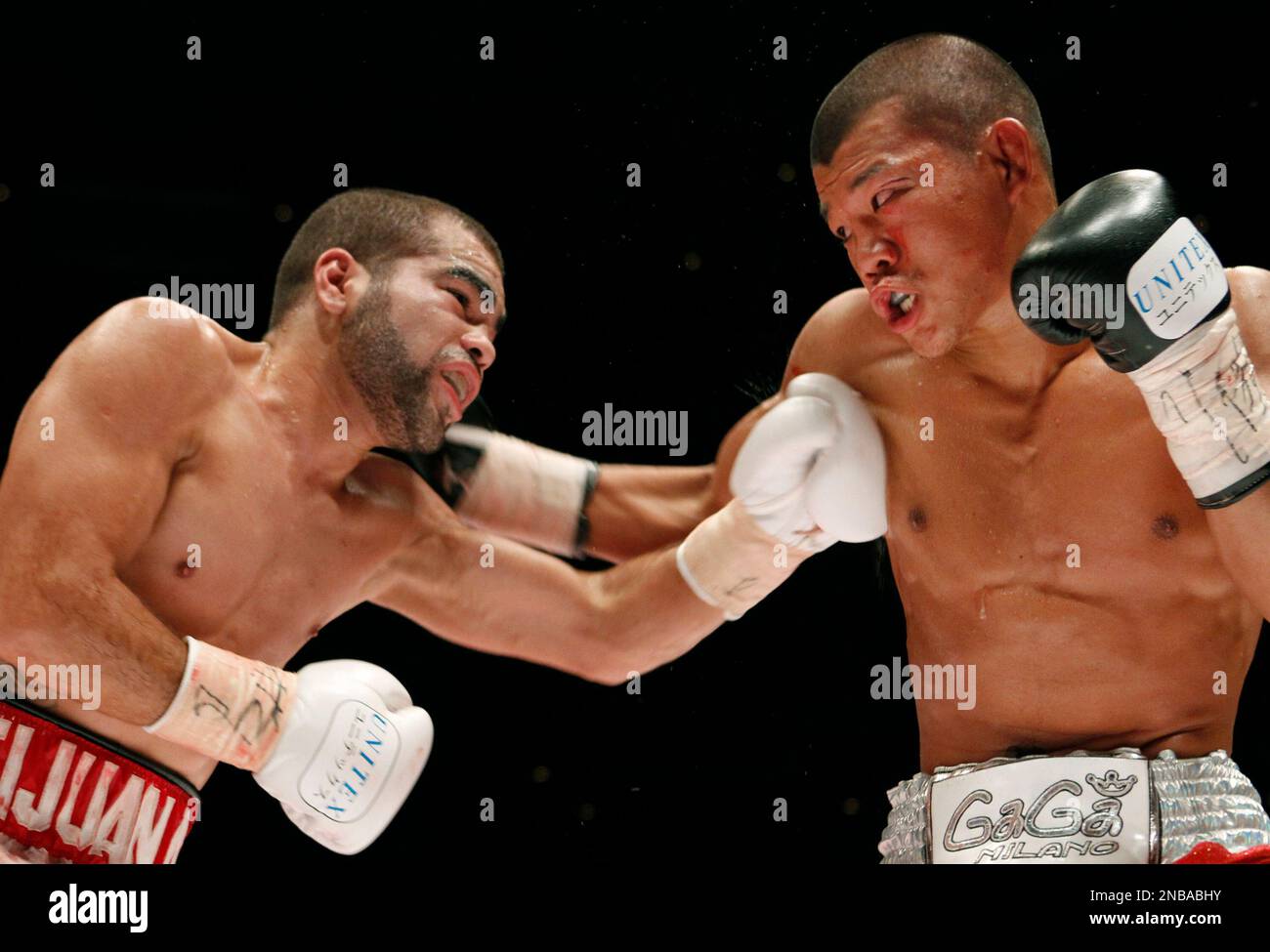 Challenger David De La Mora, left, of Mexico lands a punch to Champion ...