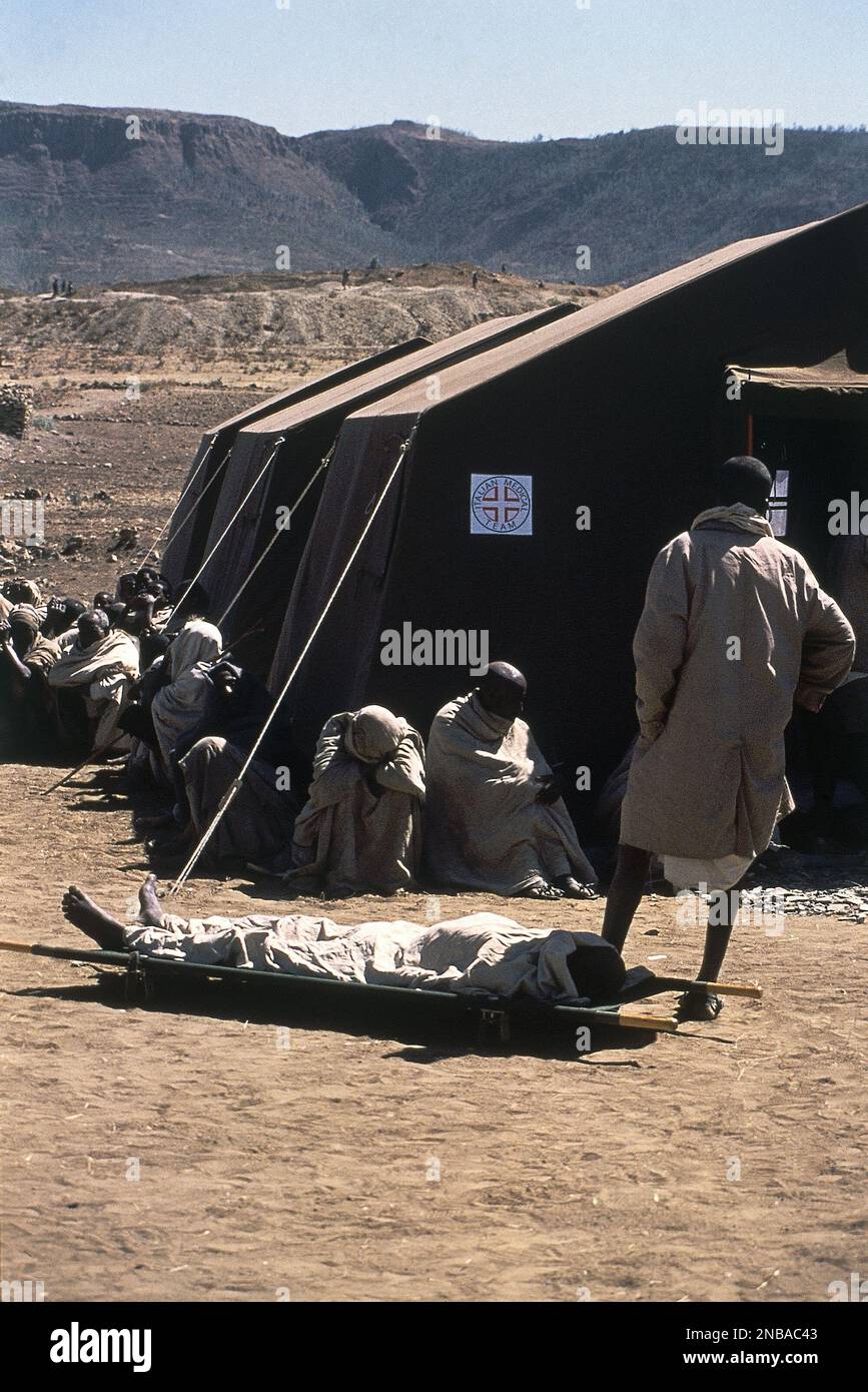 Awaiting treatment, victims of Ethiopia’s famine, stand around outside ...