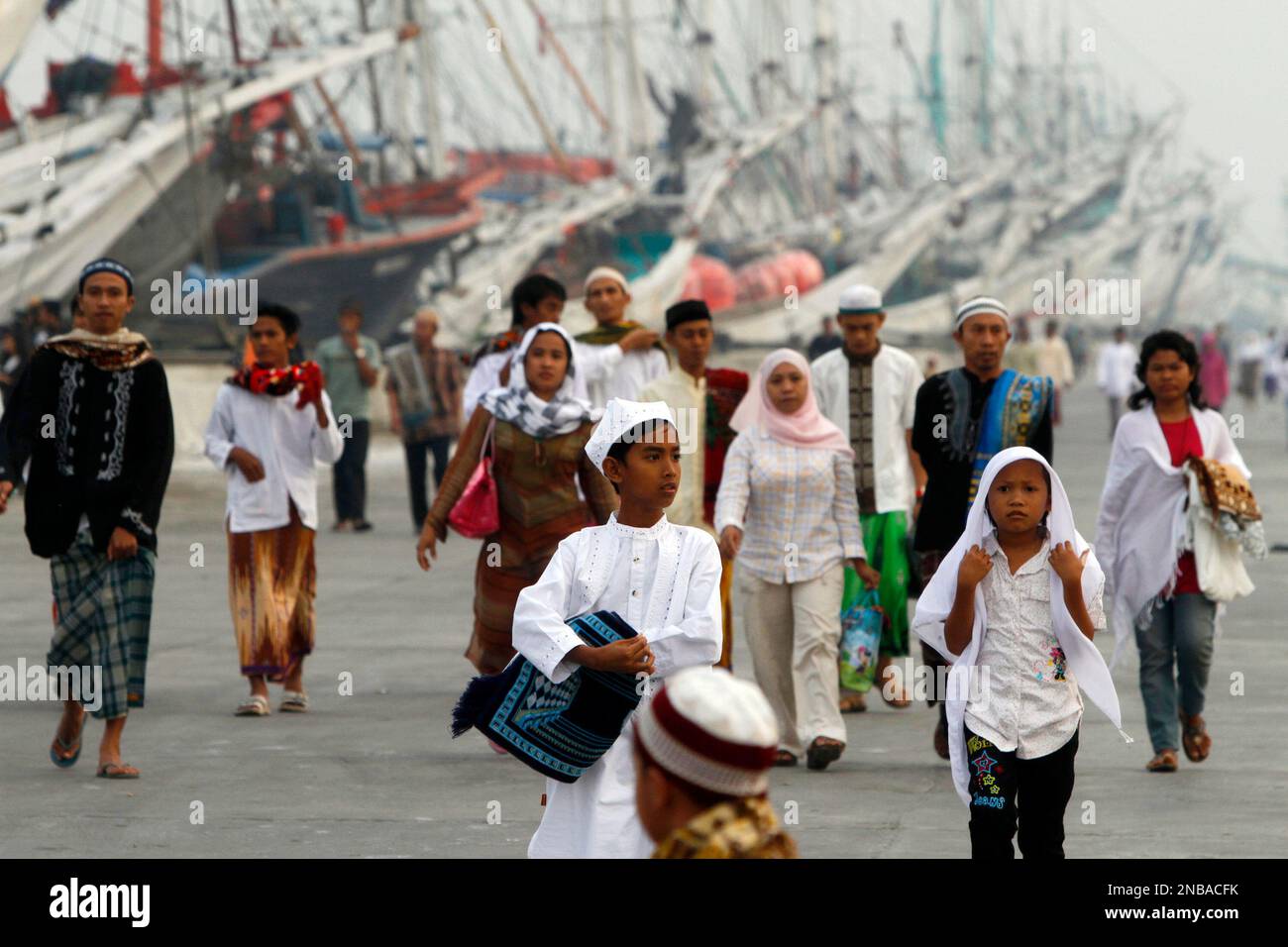 Indonesian Muslims walk to attend Eid al-Fitr prayers that marks the ...