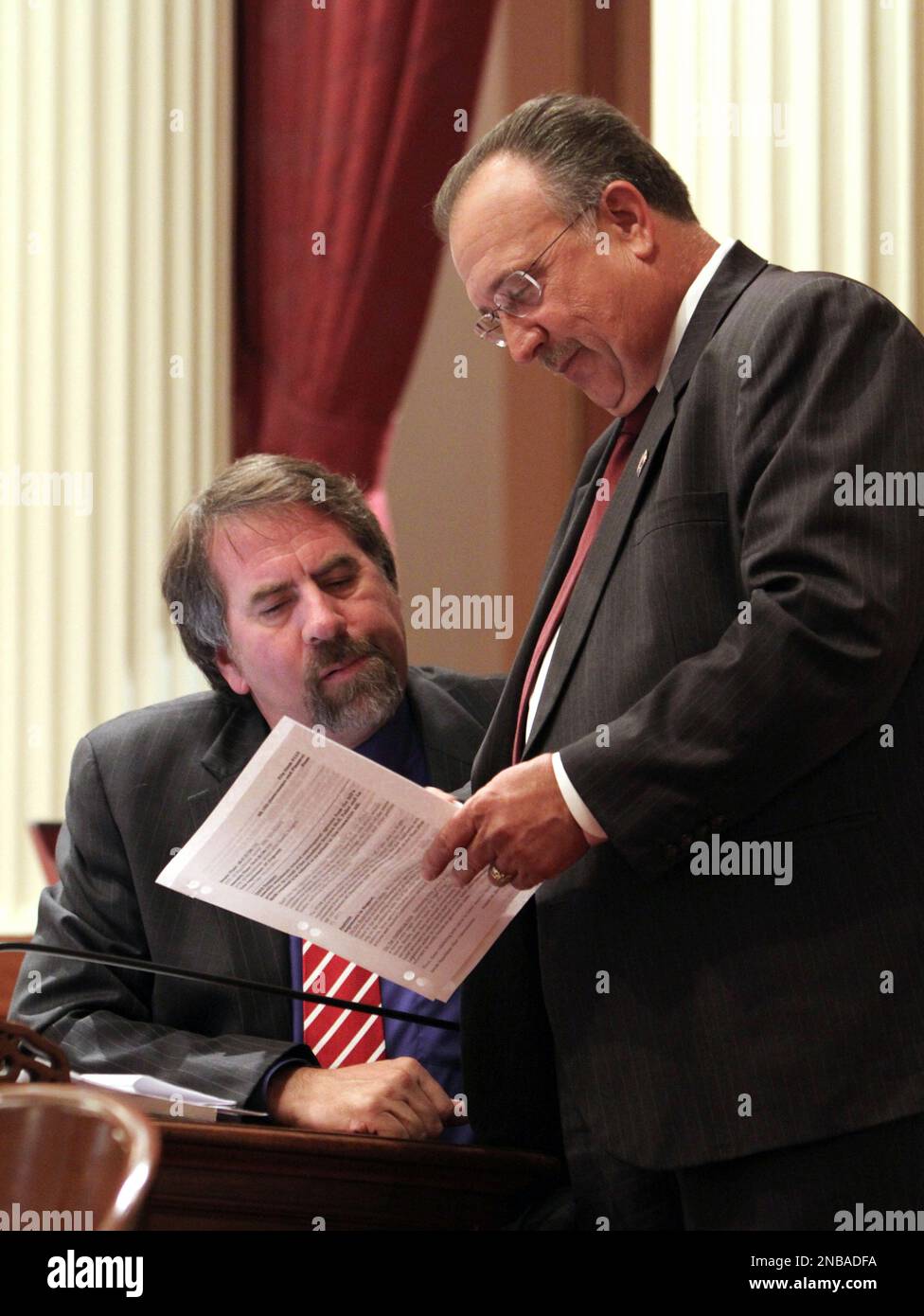 State Sen. Doug LaMalfa, R-Willows, left, confers with Senate Minority ...