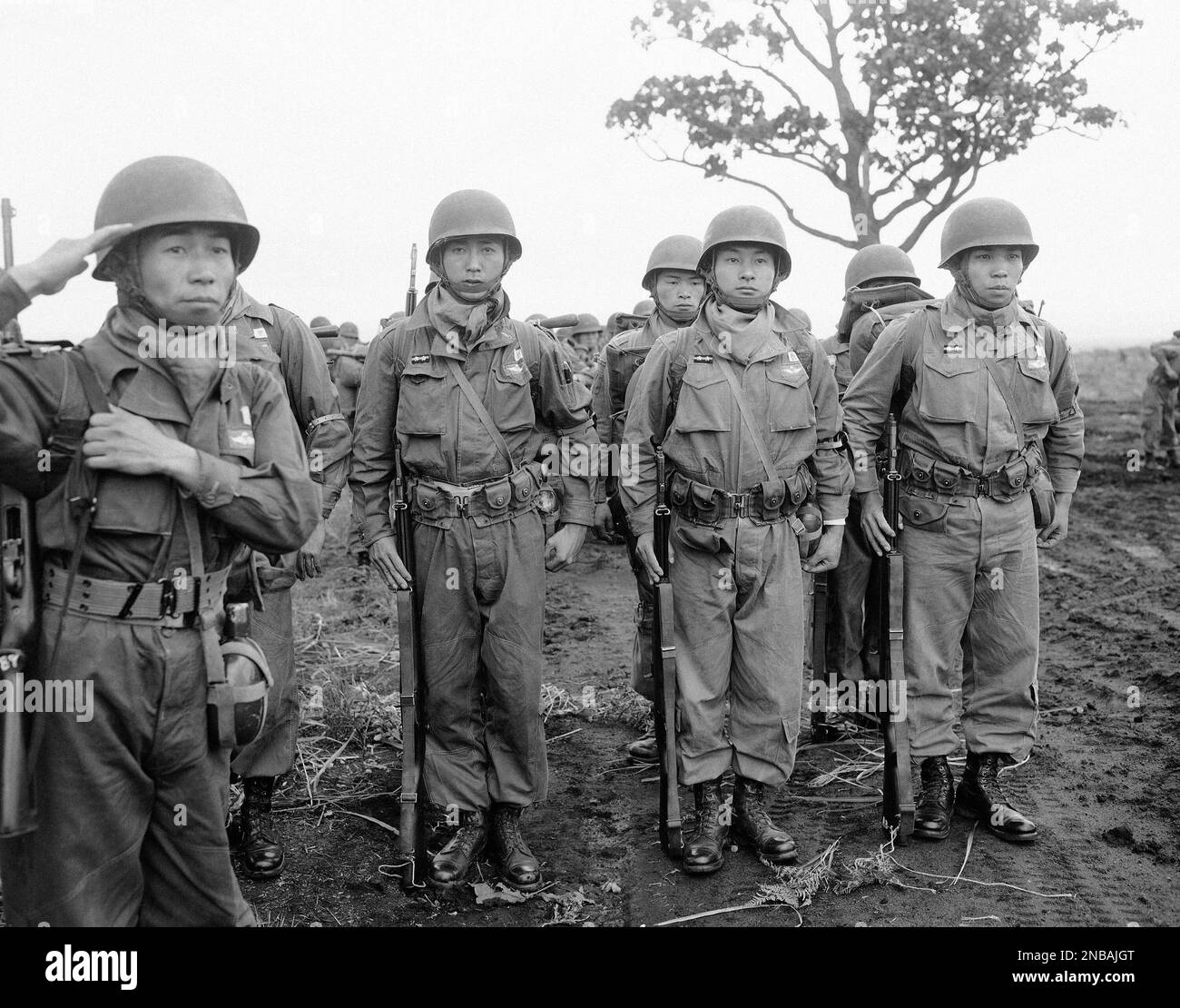 These are the elite paratrooper officers of the Self-Defense Force of ...