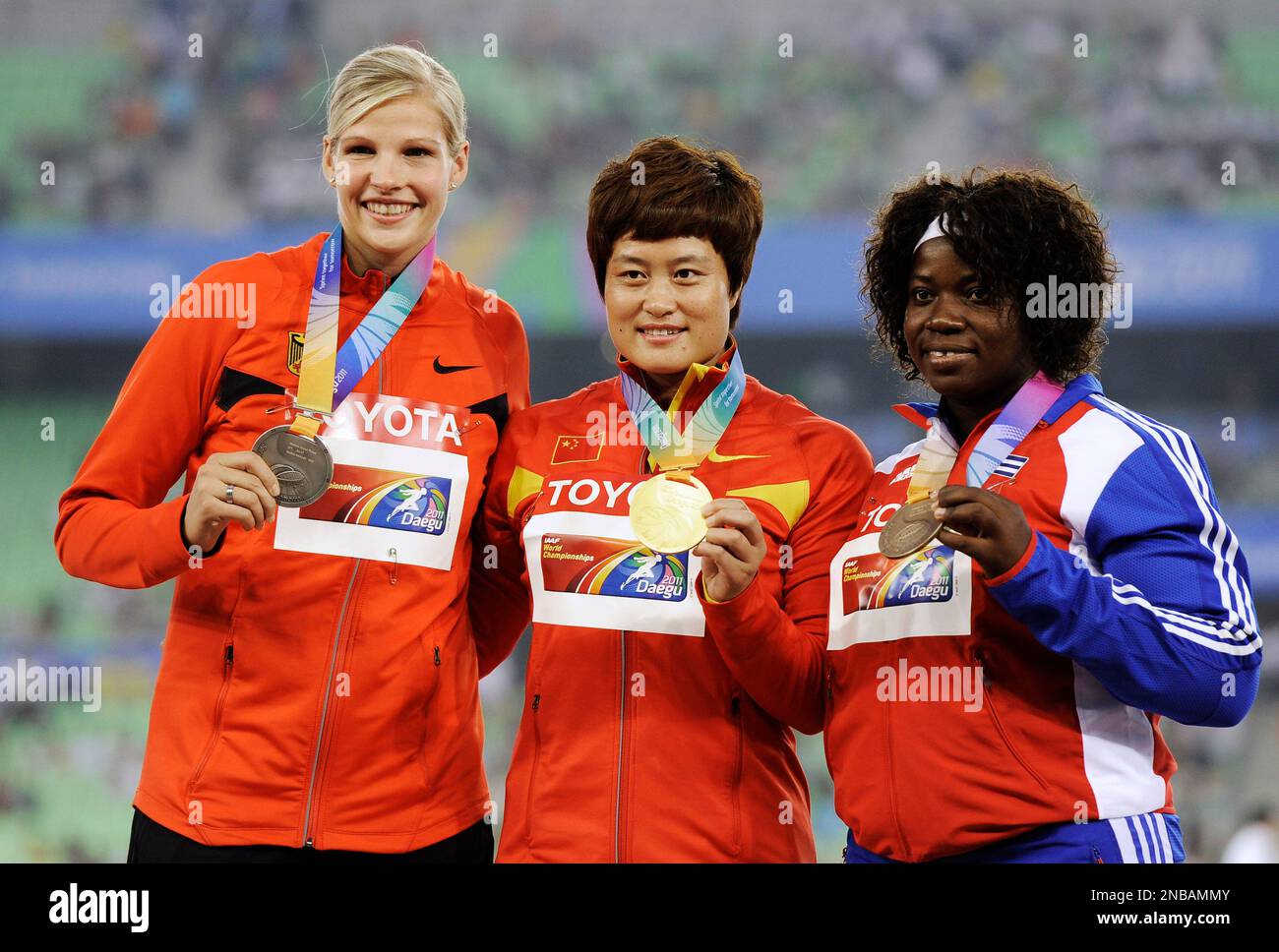 China's Li Yanfeng, center, poses with her gold medal for the Women's ...