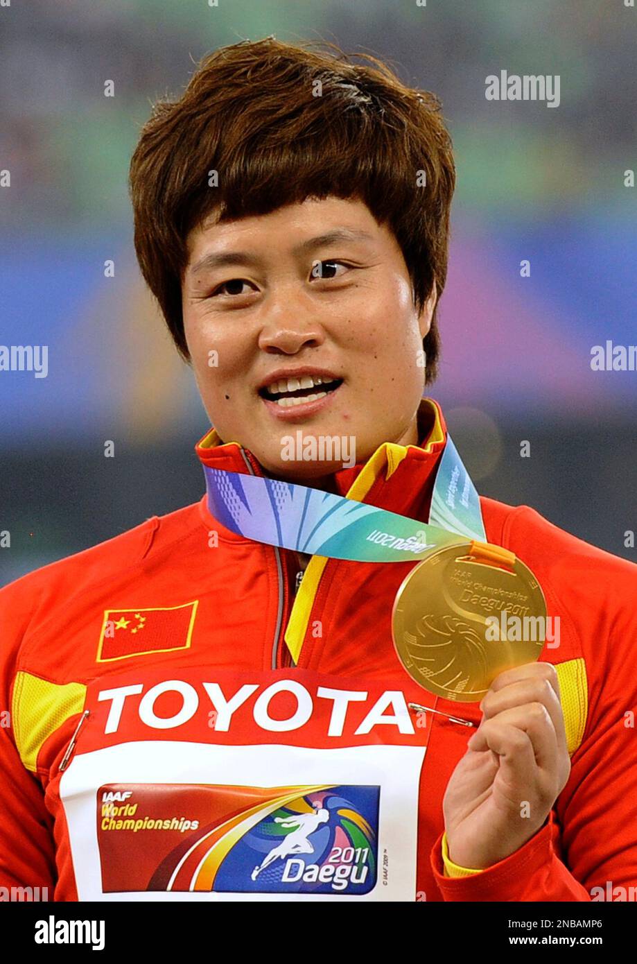 China's Li Yanfeng poses with her gold medal for the Women's Discus at ...