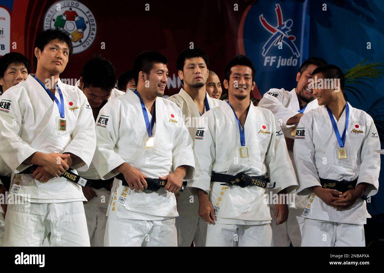 The Japanese team pose with their bronze medals of the men's team ...