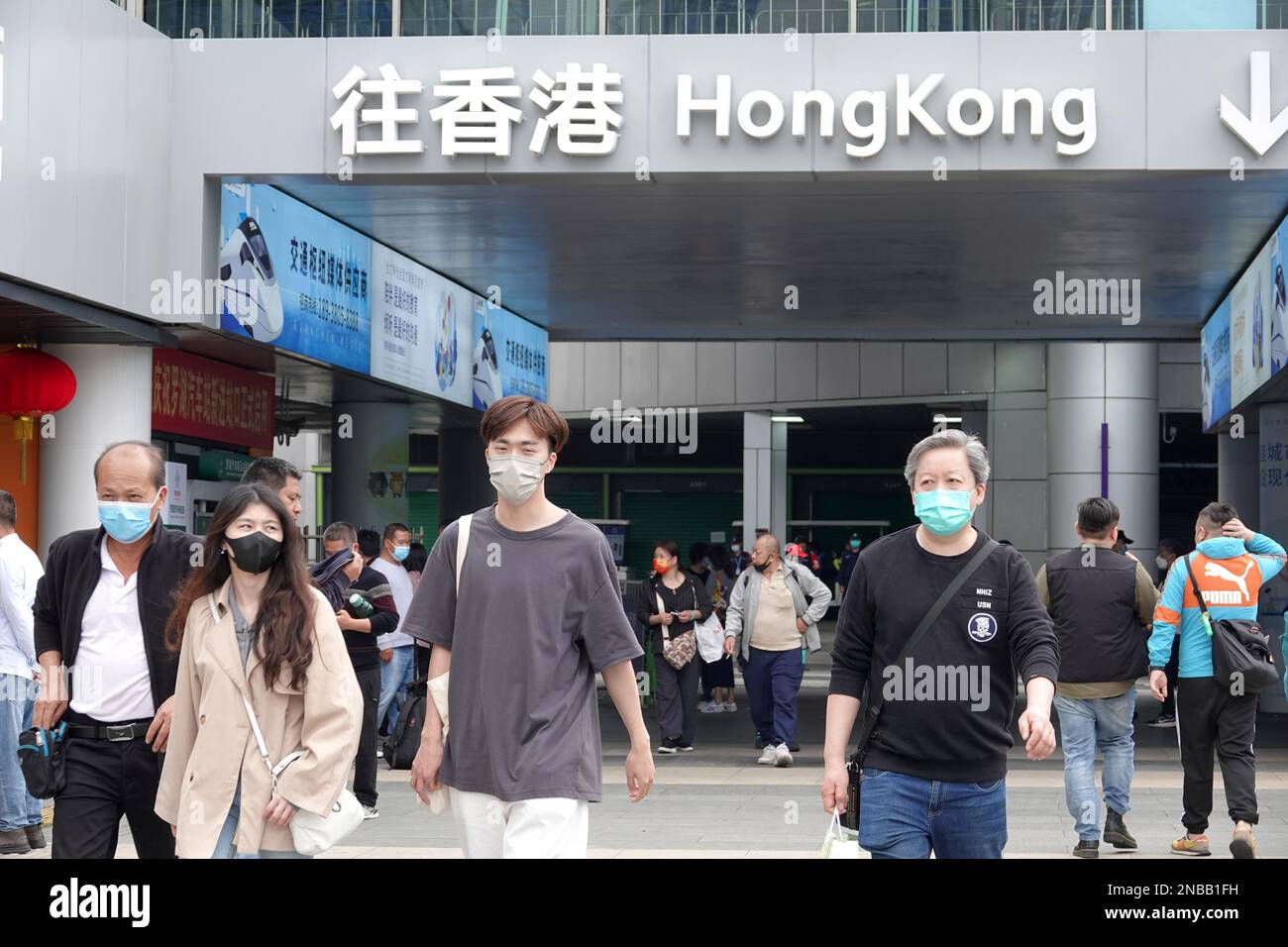 Many passengers from the mainland and Hong Kong go cross-border travel ...