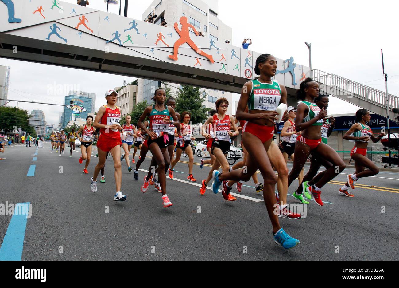 Runners competes at the women's marathon in Daegu, south of Seoul ...