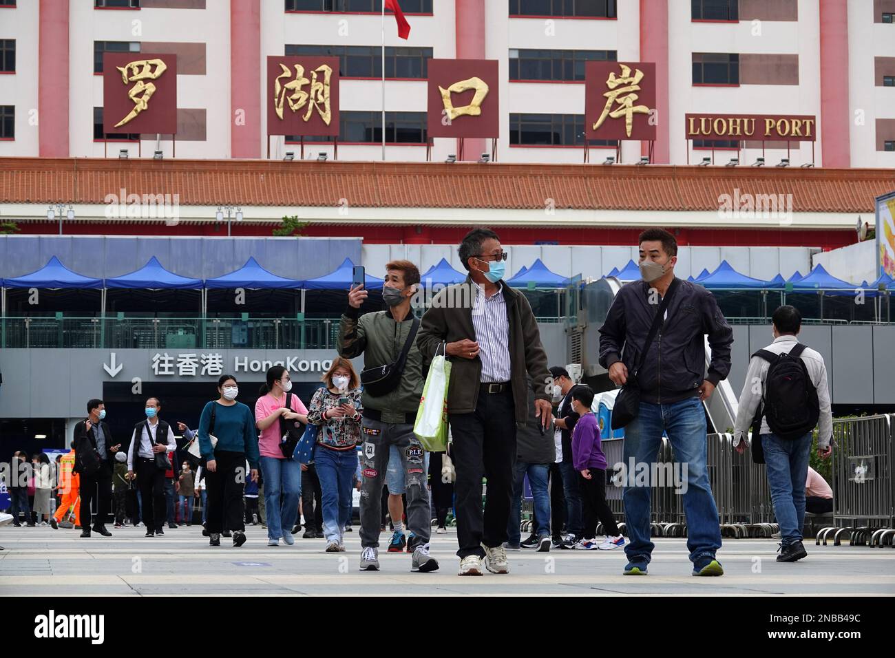 Many passengers from the mainland and Hong Kong go cross-border travel ...