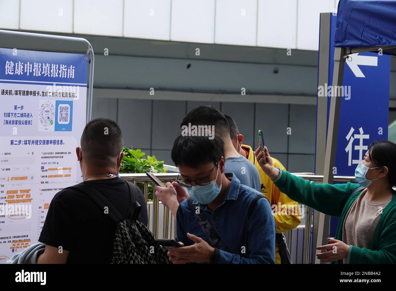 Many passengers from the mainland and Hong Kong go cross-border travel ...