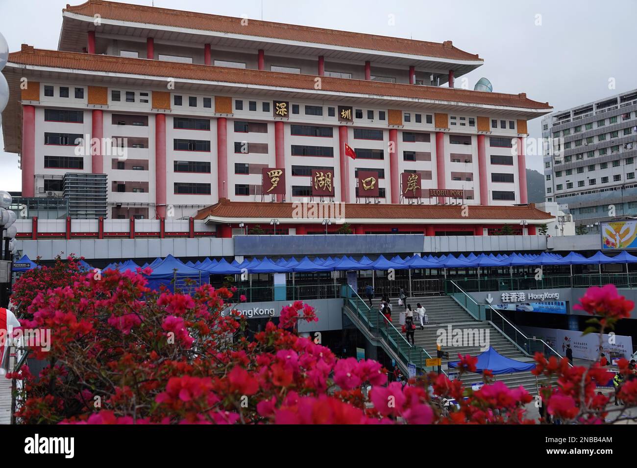 Many passengers from the mainland and Hong Kong go cross-border travel ...