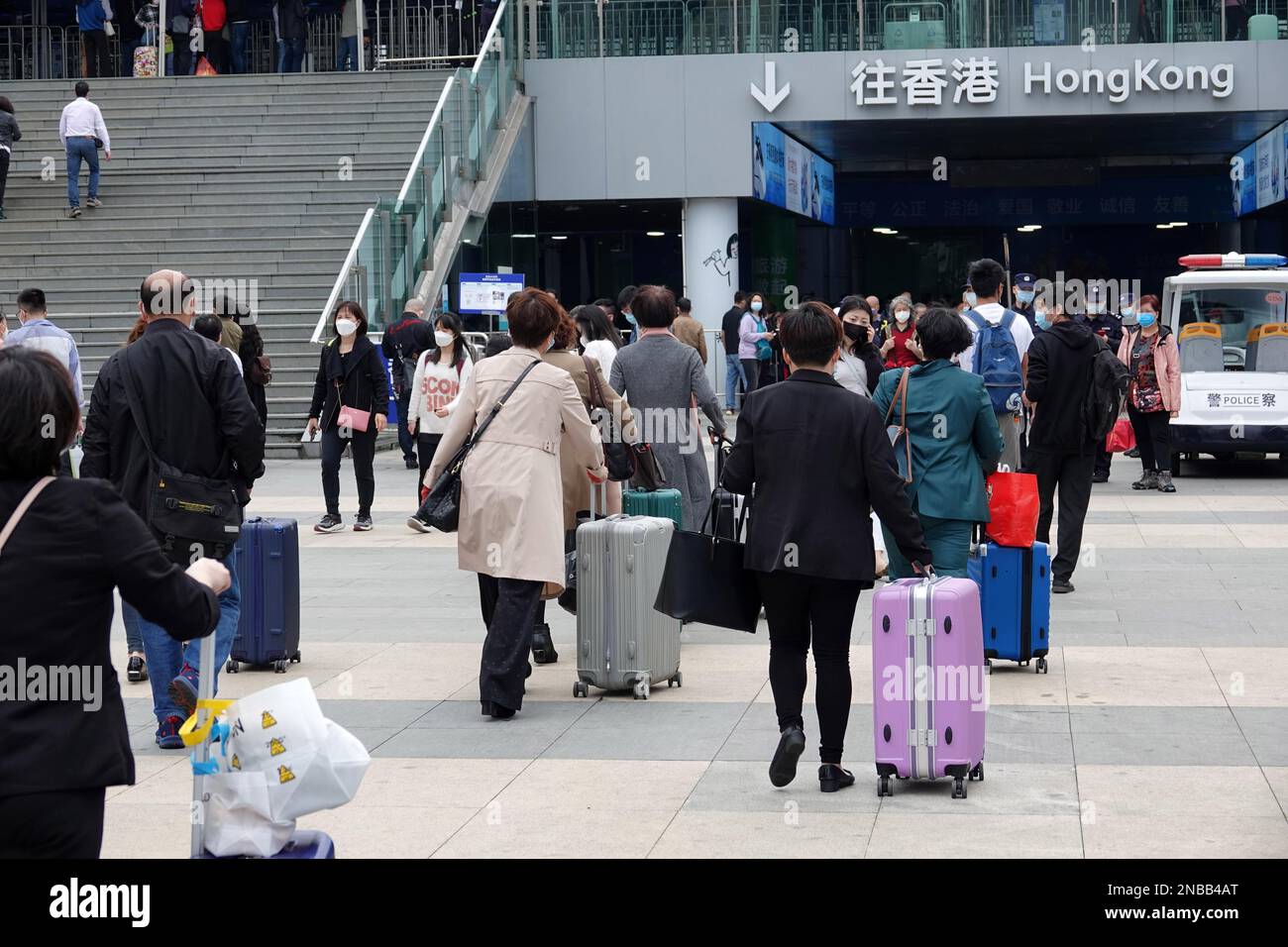 Many passengers from the mainland and Hong Kong go cross-border travel ...