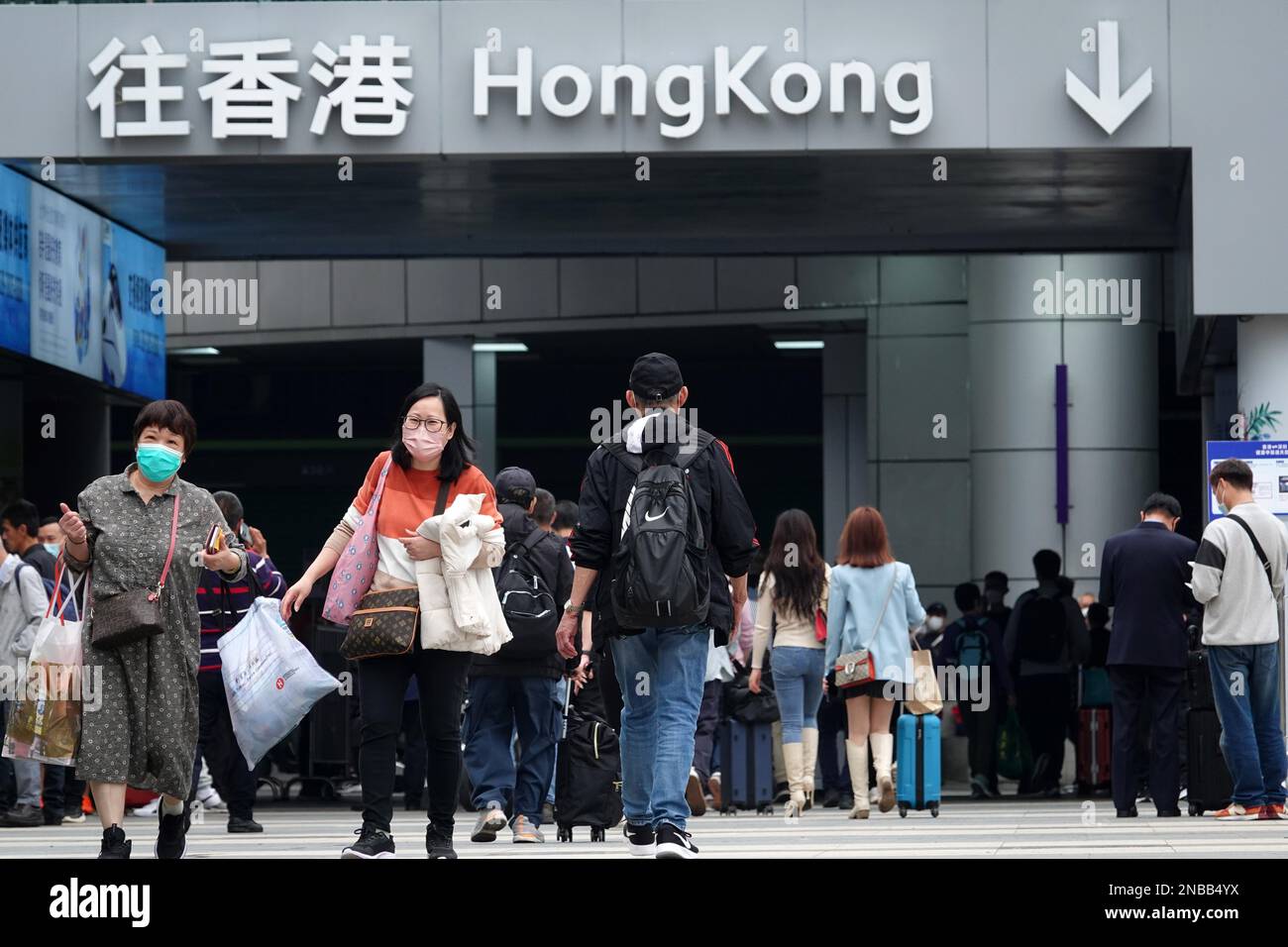 Many passengers from the mainland and Hong Kong go cross-border travel ...