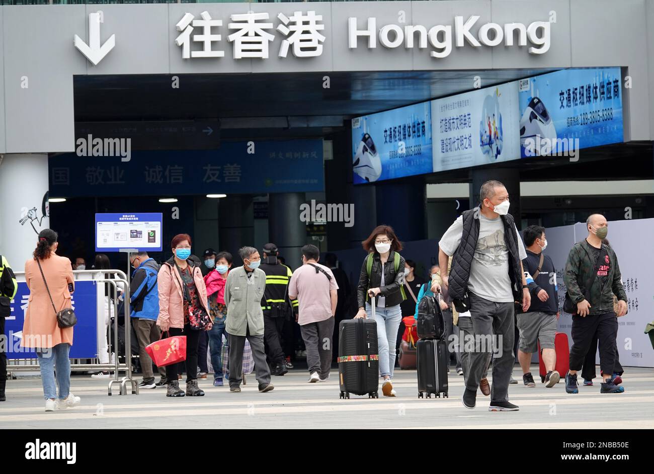 Many passengers from the mainland and Hong Kong go cross-border travel ...