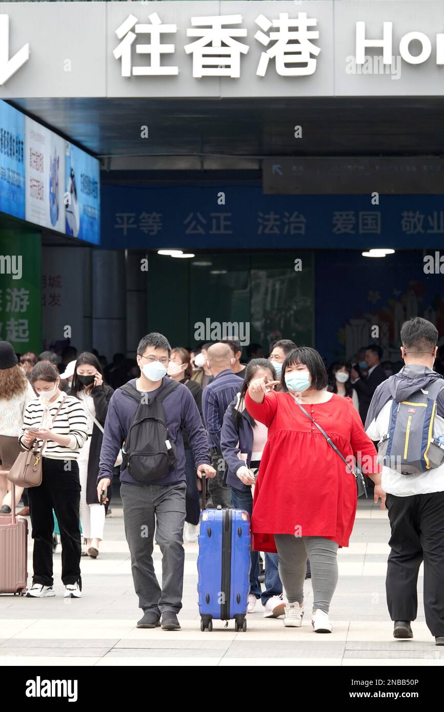 Many passengers from the mainland and Hong Kong go cross-border travel ...