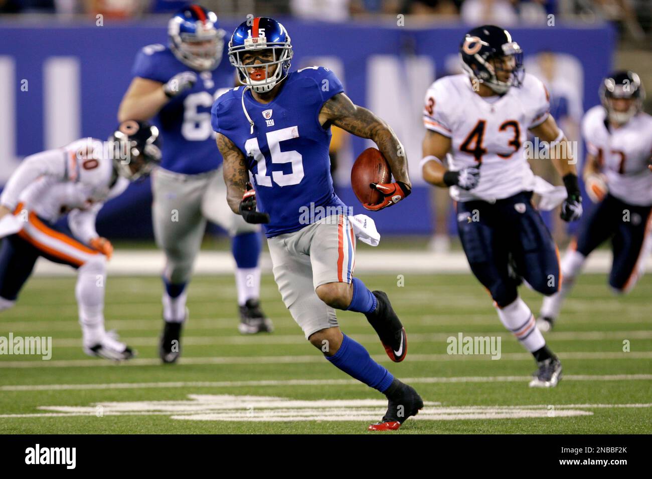 New York Giants' Devin Thomas (15) returns a kick as Chicago Bears ...