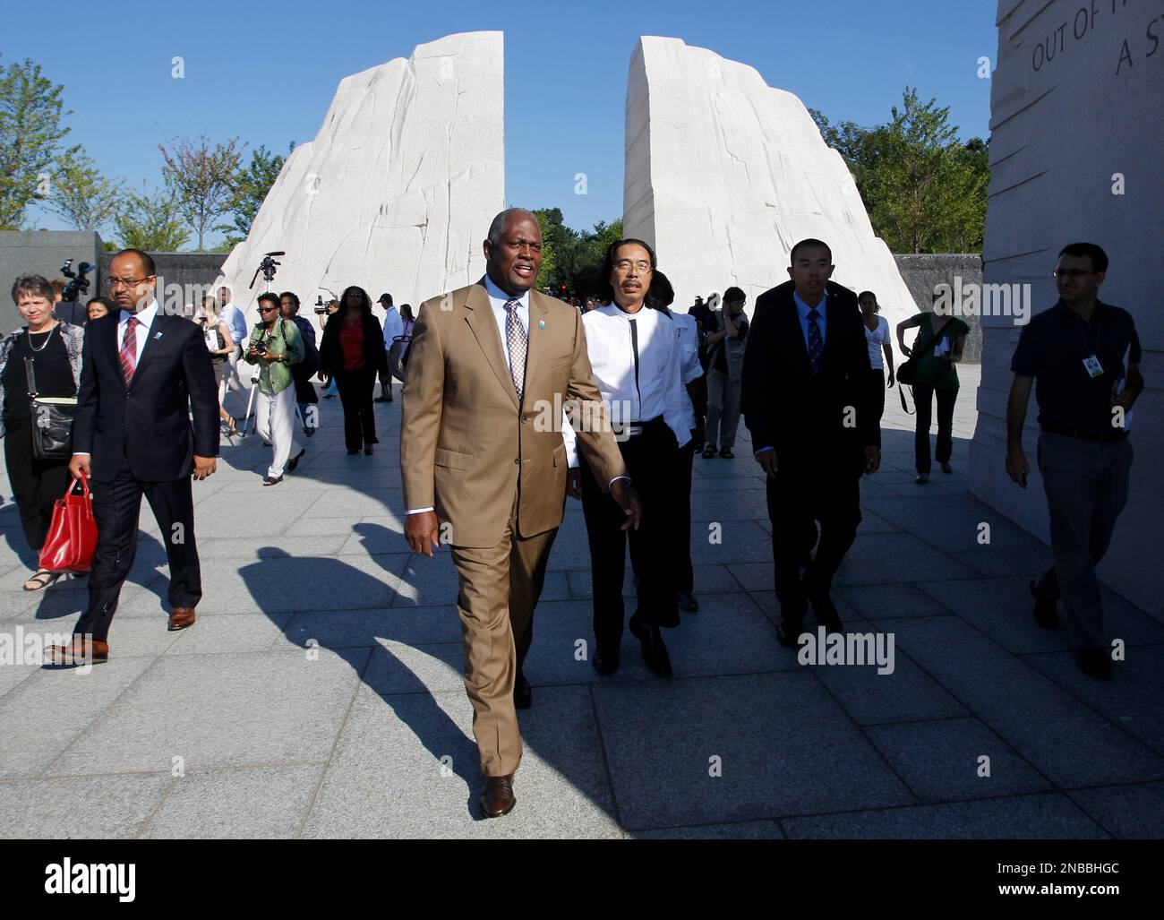 Sculptor Lei Yixin from China, center right, and Harry E. Johnson, Sr ...