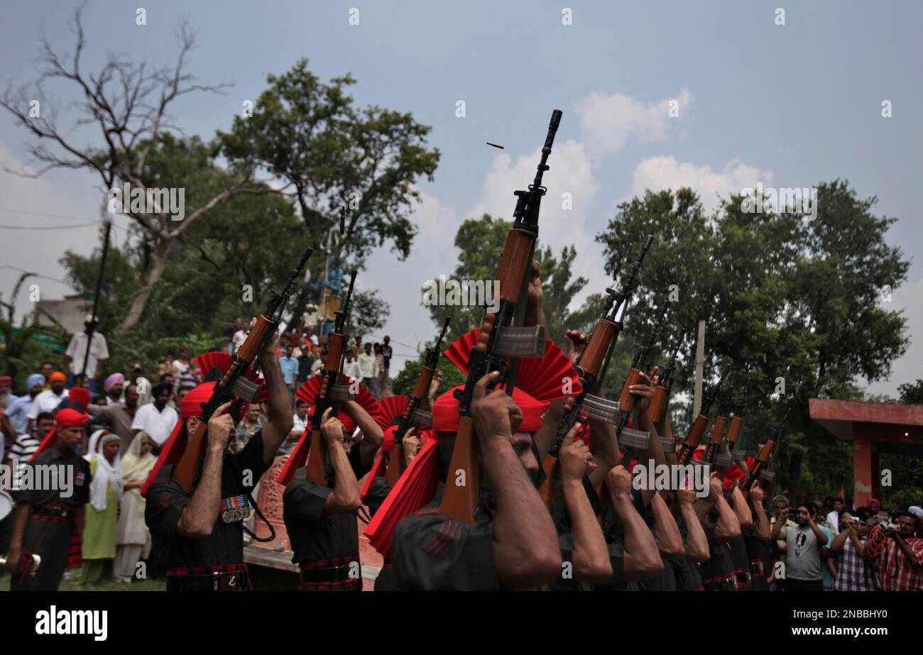 Indian soldiers in ceremonial dress present volley salute to slain ...