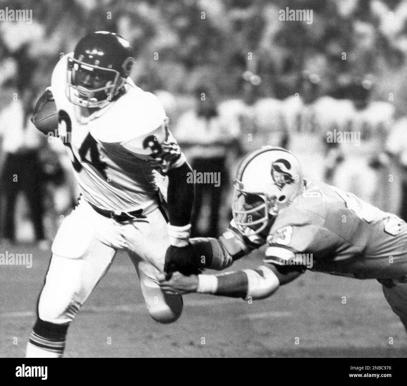 Walter Payton struggles for hard won yardage in a scoreless first ...