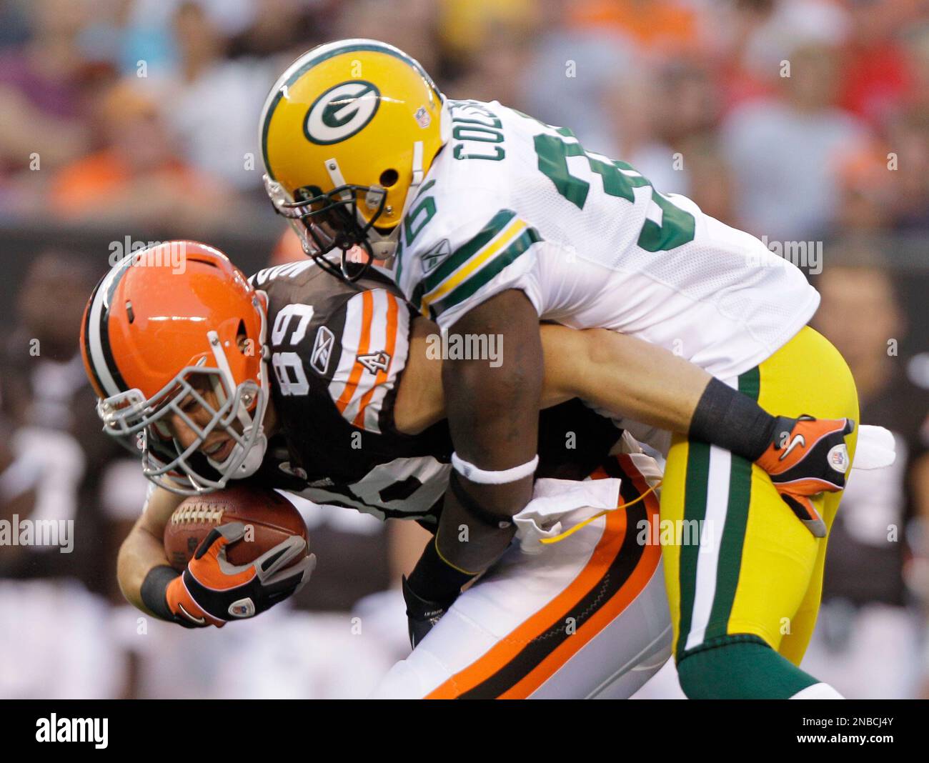 Cleveland Browns tight end Evan Moore (89) is tackled by Green Bay ...
