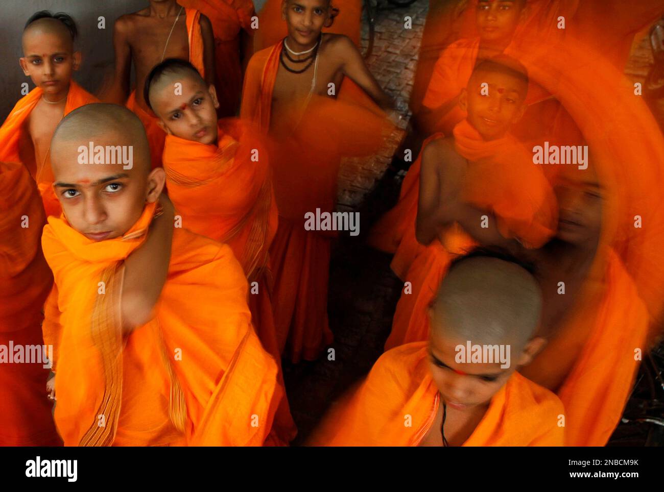 Indian students of Sri Vishnu Mahadeo Ved Pathshala wrap themselves ...