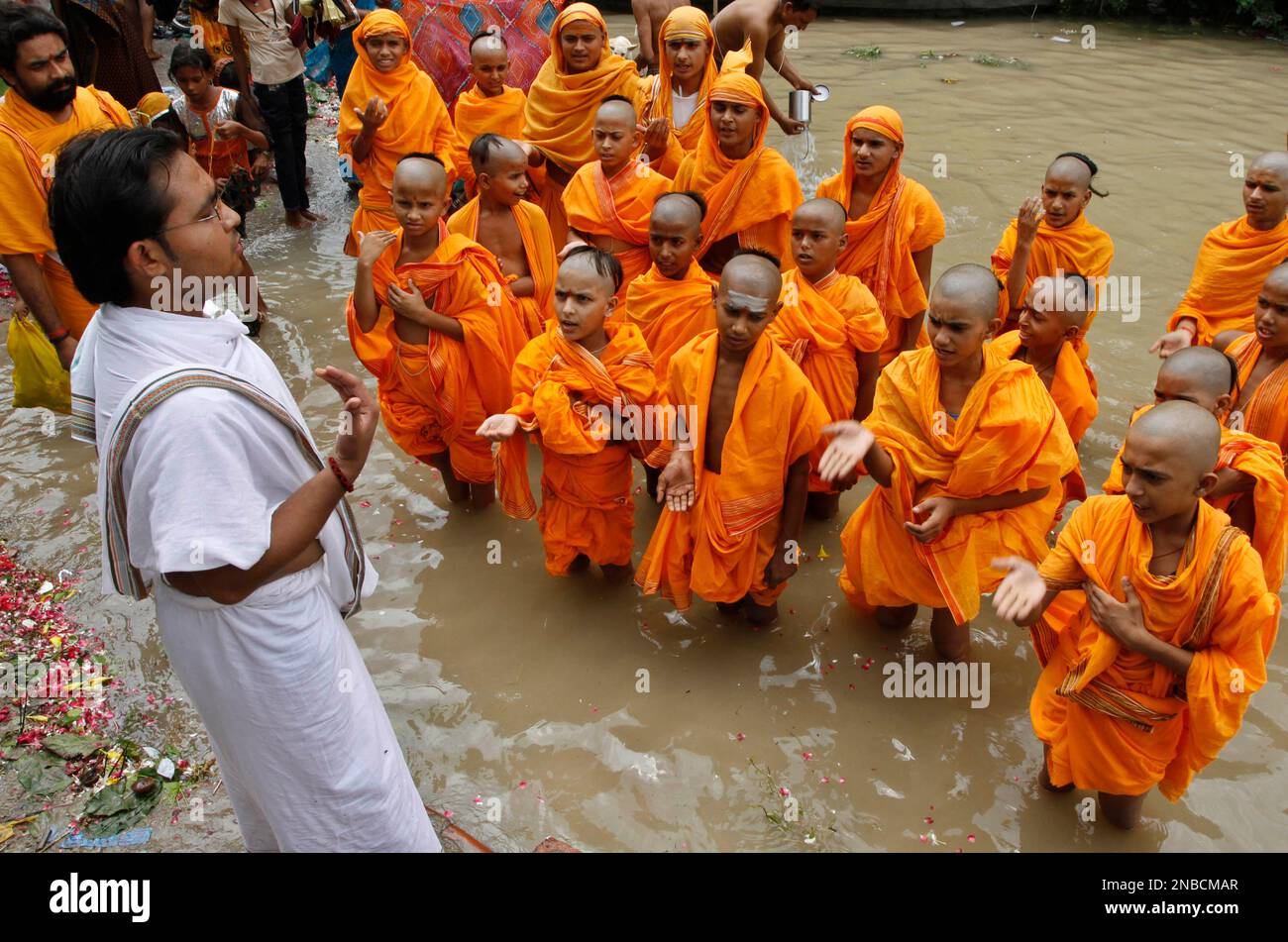Indian students of Sri Vishnu Mahadeo Ved Pathshala perform rituals on ...