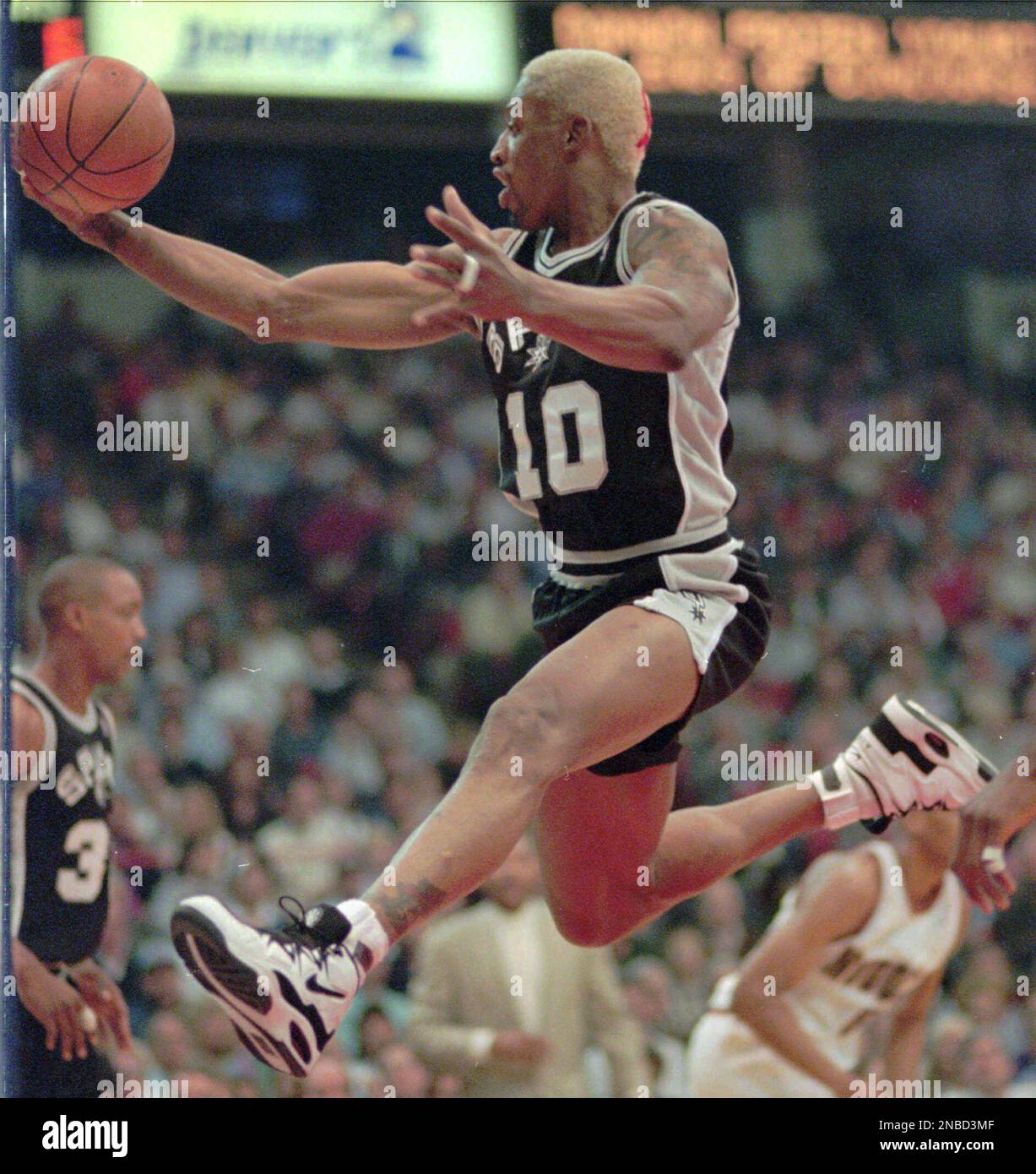 FILE - This May 1, 1995, file photo shows San Antonio Spurs forward ...